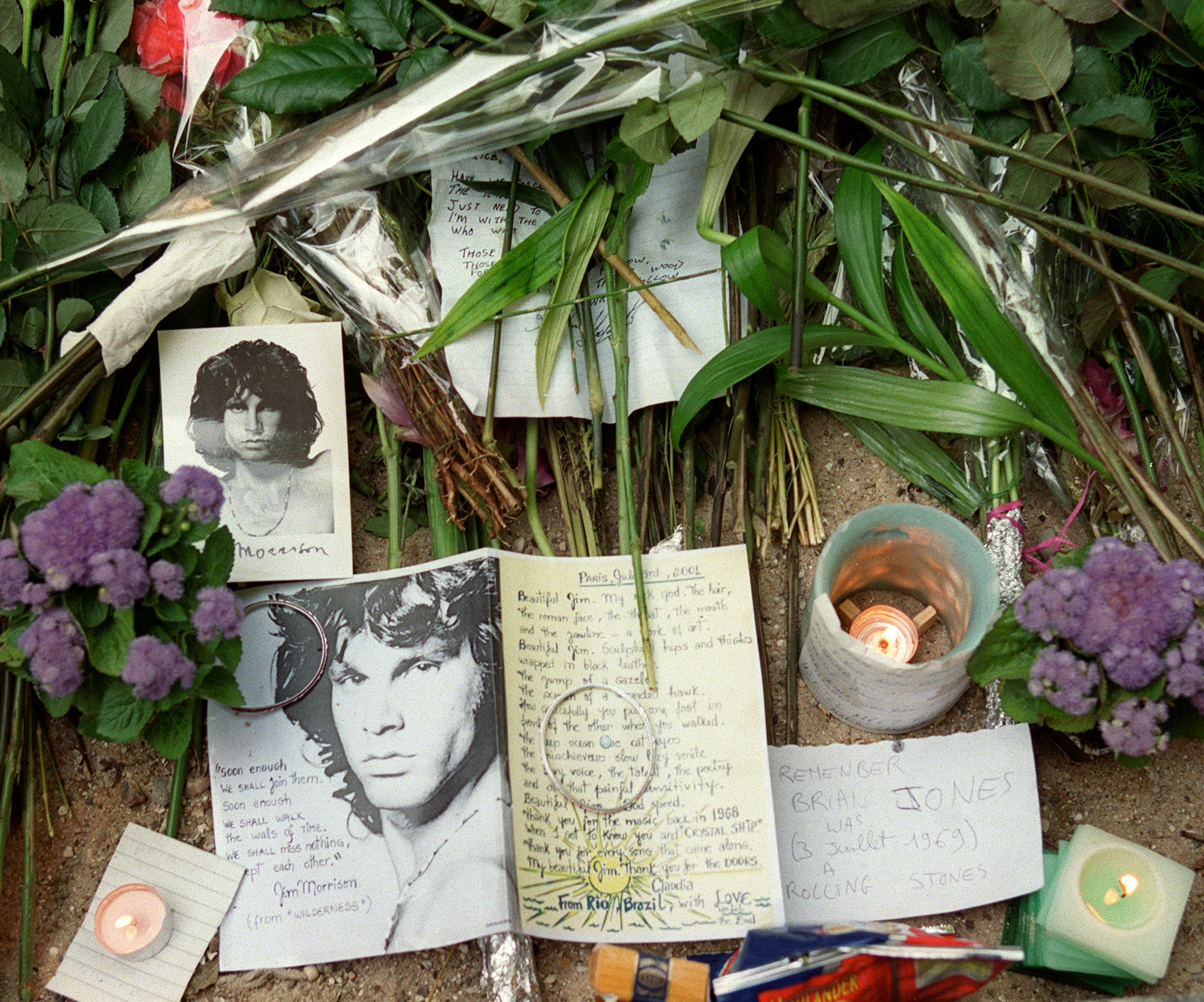 Jim Morrison : pourquoi une grenade a été déposée sur sa tombe à Paris ...