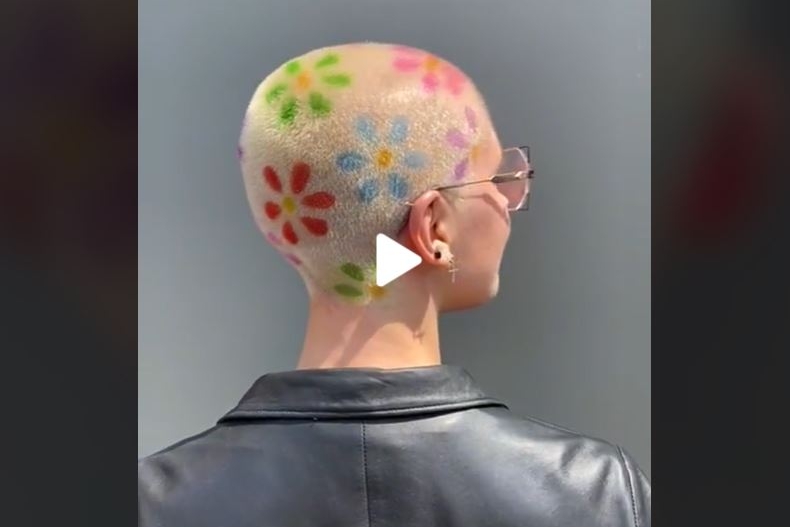 TikTok : le crâne rasé "artistique", la nouvelle tendance coiffure qui ...