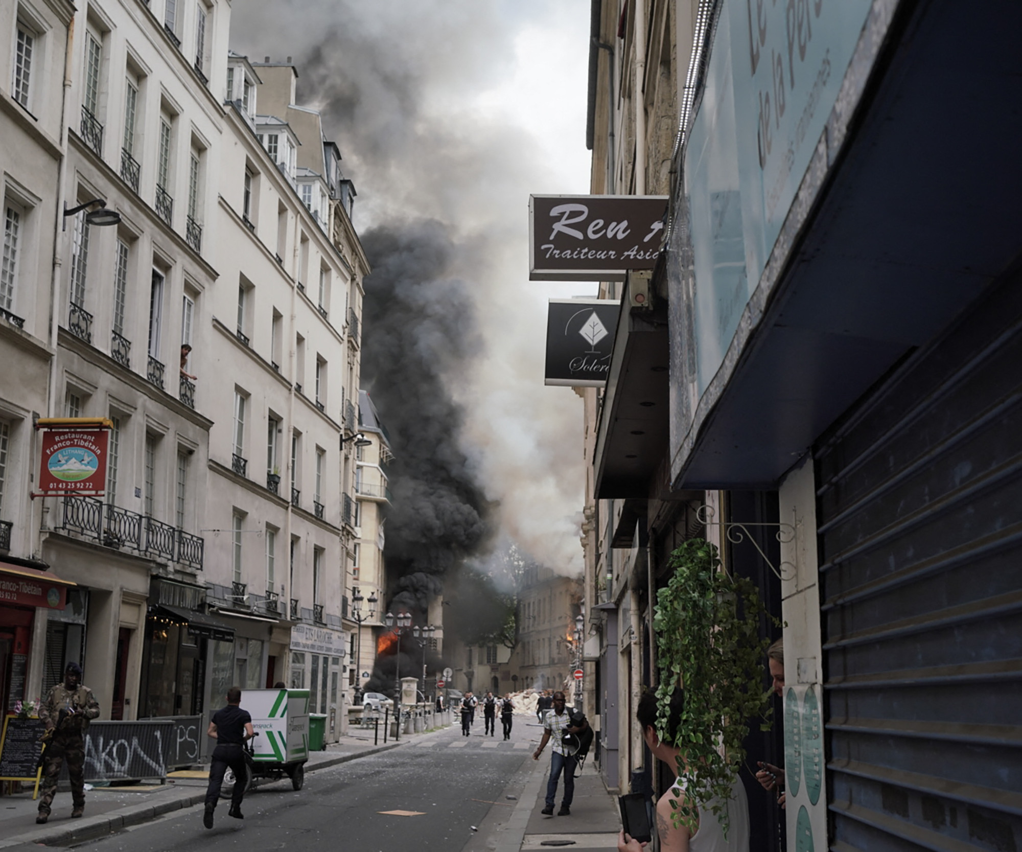 Paris : une forte explosion provoque des incendies dans plusieurs ...