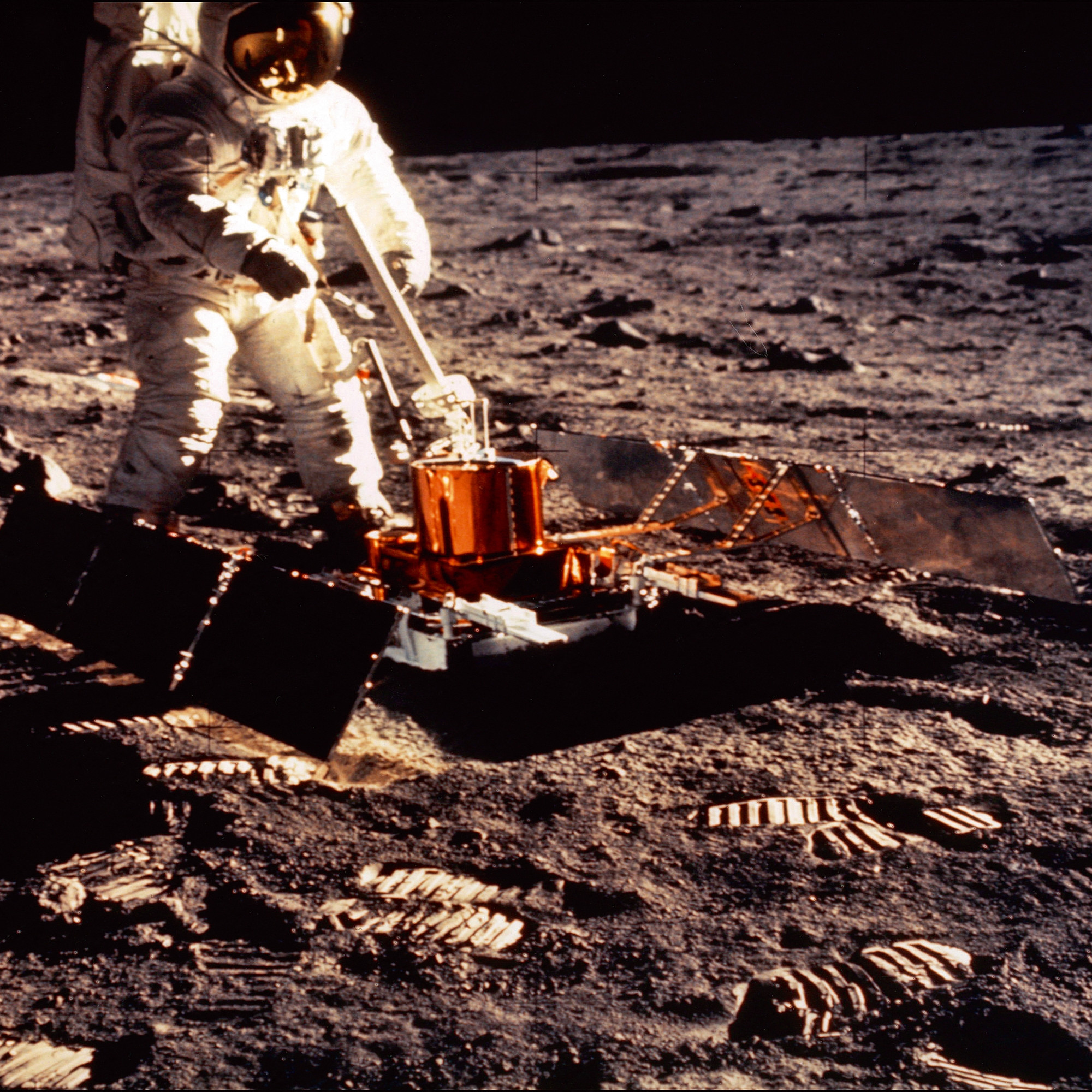 21 juillet : Neil Armstrong pose son pied gauche sur la Lune