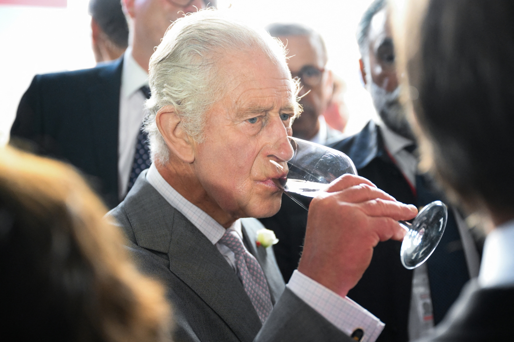 Visite de Charles III en France : le roi goûte du vin à Bordeaux, les ...