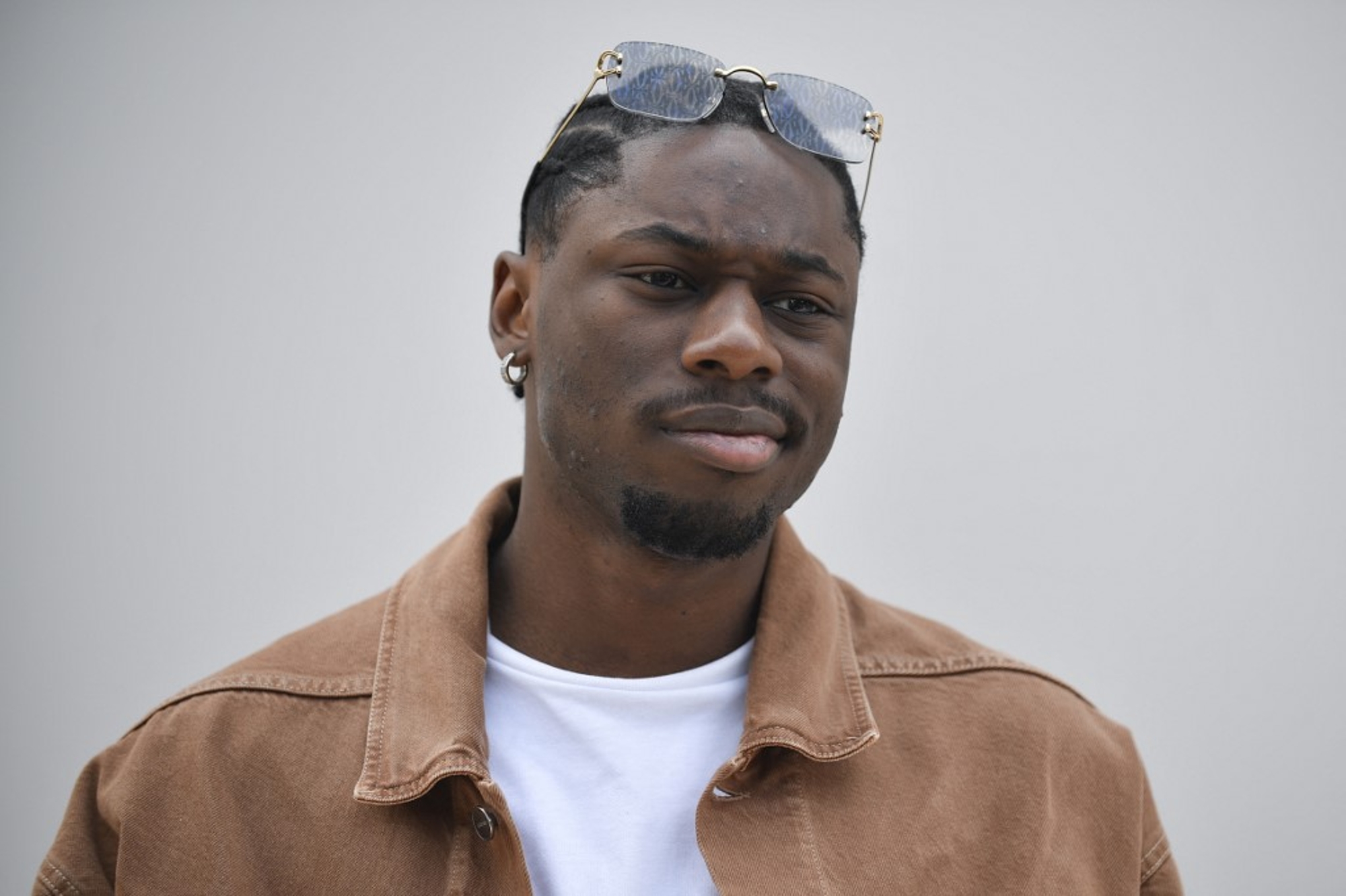 Poursuivi sur l'autoroute, le rappeur Tiakola percute la barrière d'un ...