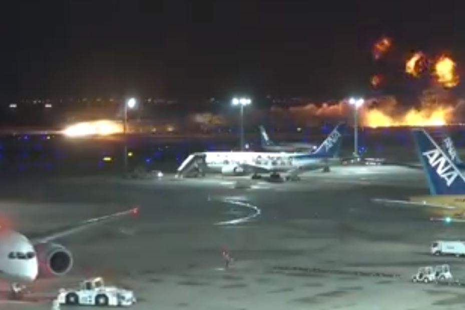 VIDÉO - Japon : un avion de ligne en feu sur la piste de l'aéroport de ...