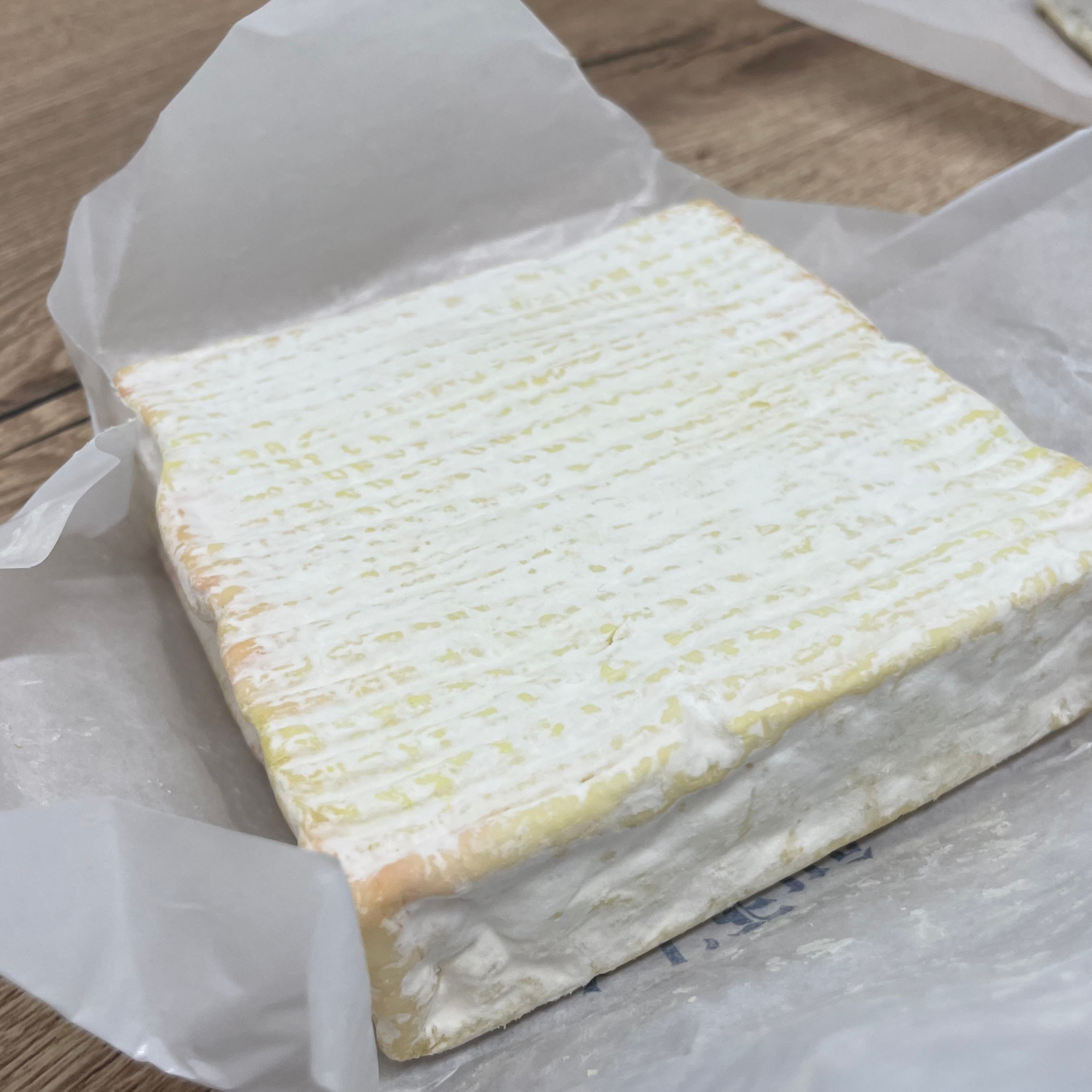 Le Pont-l'Évêque : cette pâte molle à croûte lavée au lait de vache est ...