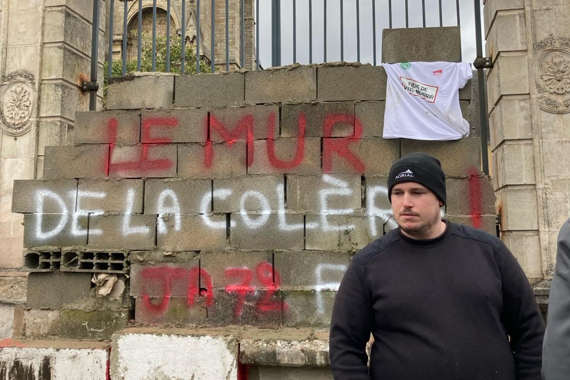 Le Mans : les agriculteurs érigent un mur de parpaings devant la préfecture