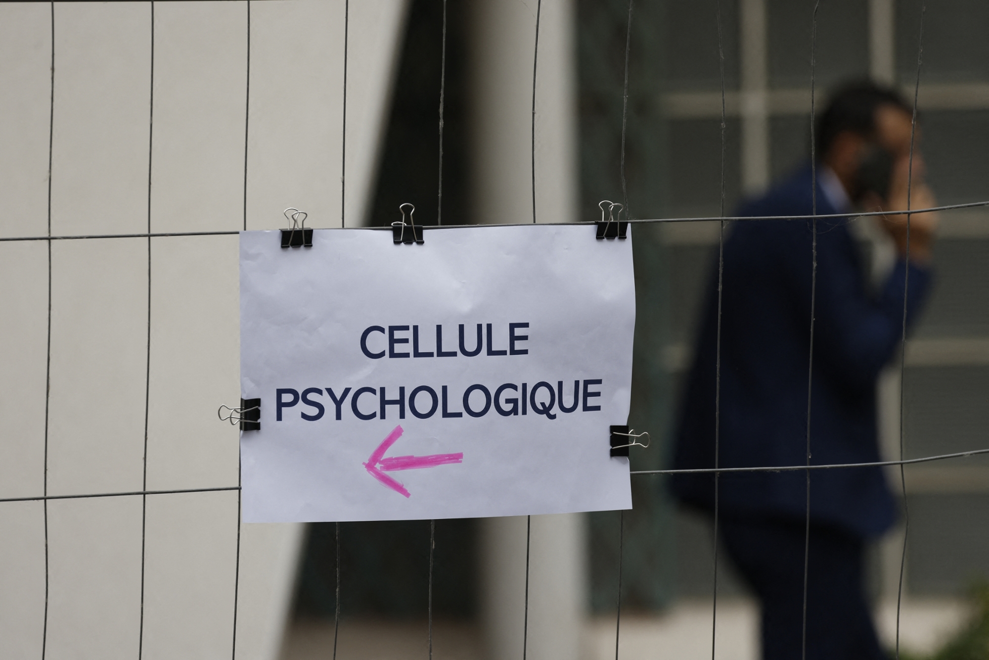 les infos de 12h30 - Principale de collège menacée au couteau : une ...