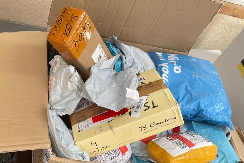 Vente de colis perdus : pourquoi le phénomène prend de l'ampleur en France