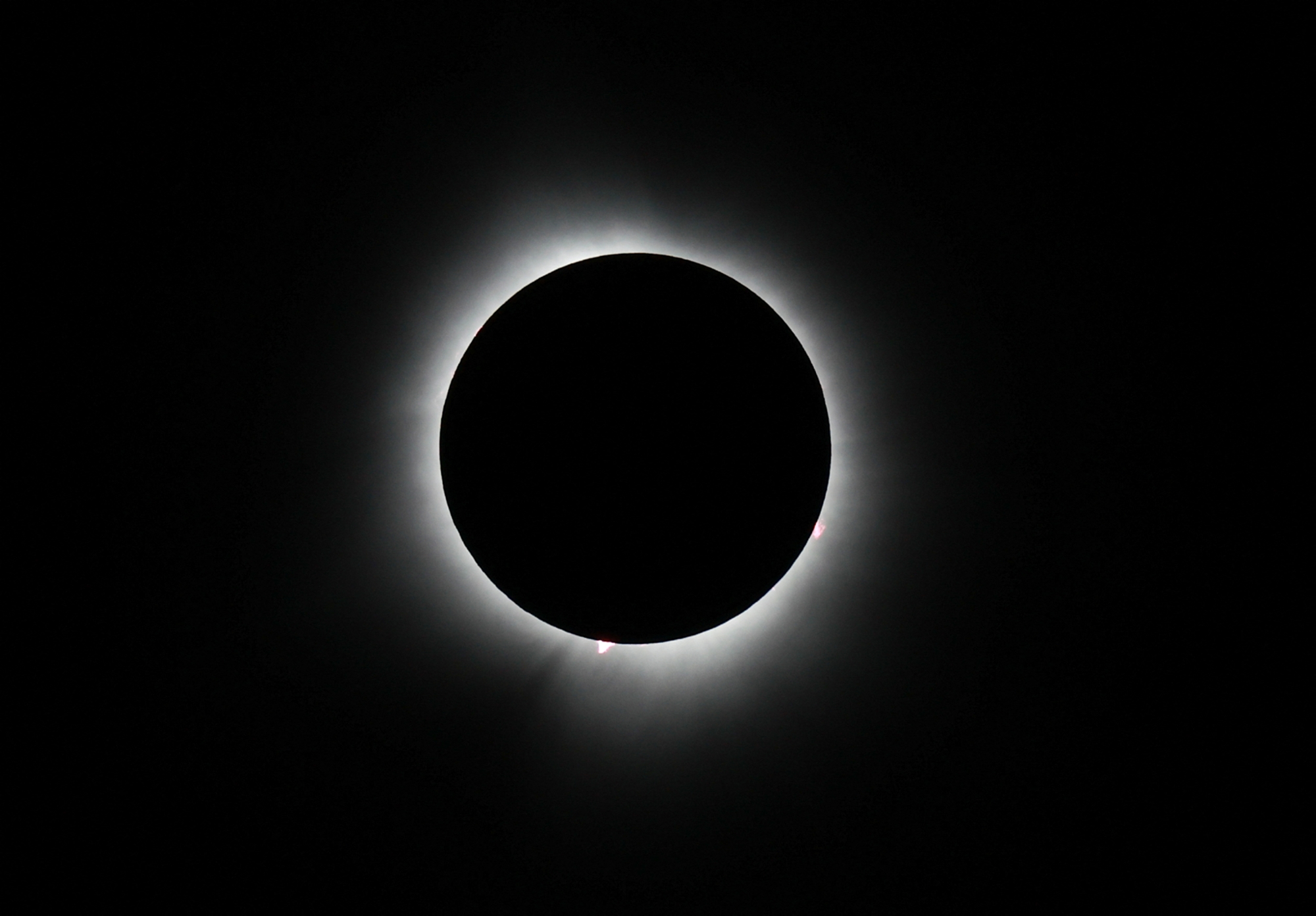 DIAPORAMA - Découvrez les plus belles images de l'éclipse solaire totale DIAPORAMA - Découvrez les plus belles images de l'éclipse solaire totale