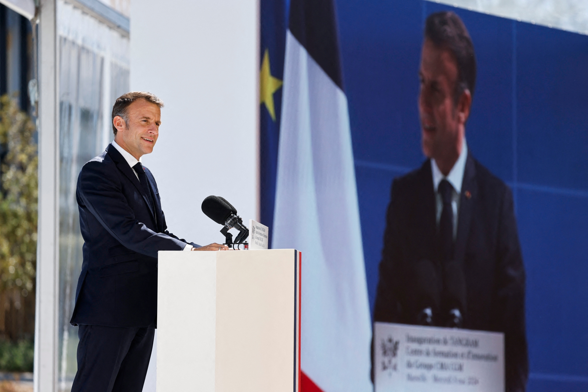 Élections européennes : Macron tape du poing sur la table pour ...