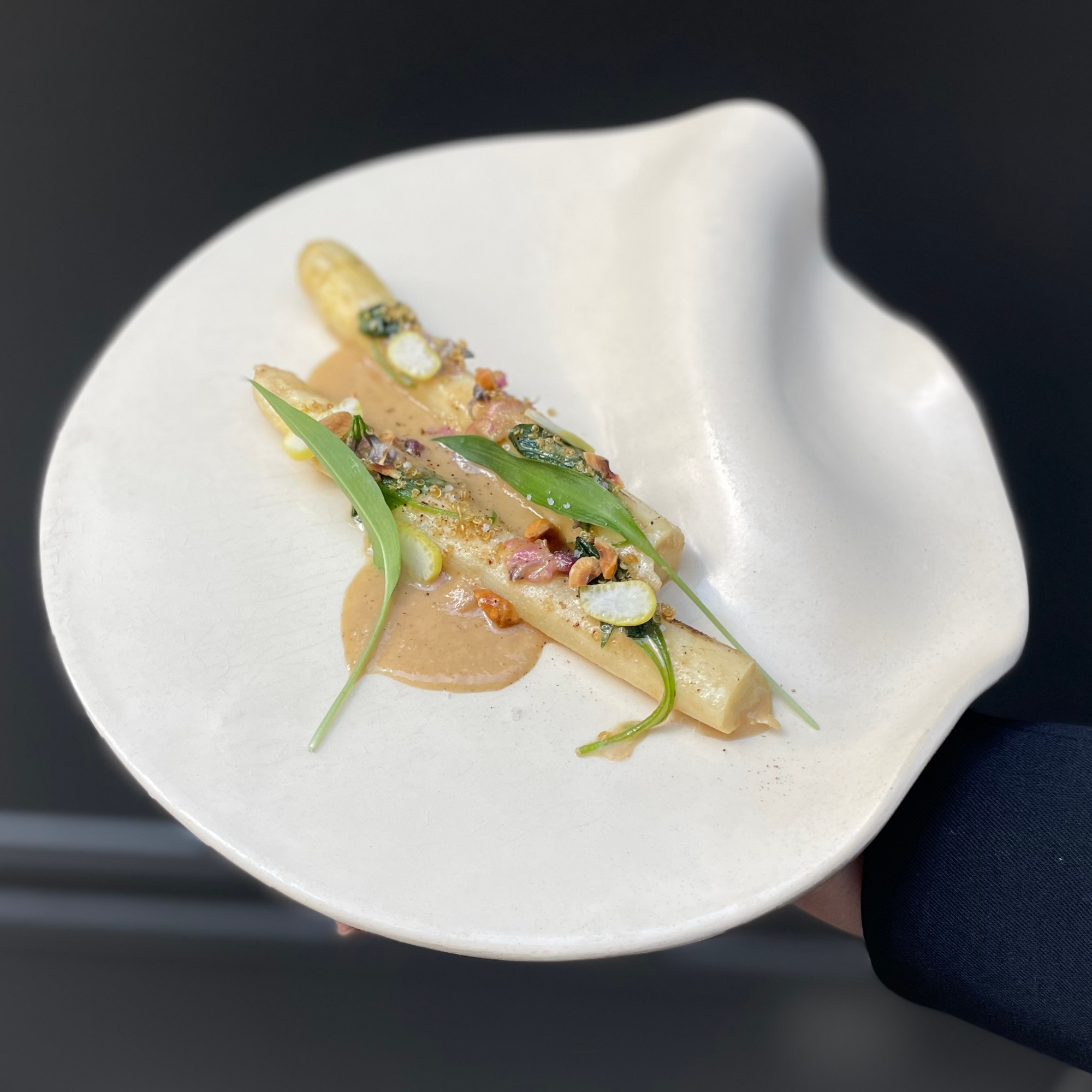 La recette des asperges blanche et noisettes par Matan Zaken