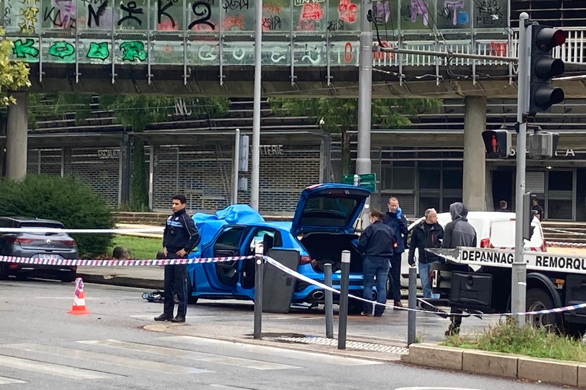 Grenoble : l'employé municipal blessé par balle est mort, le tireur est ...