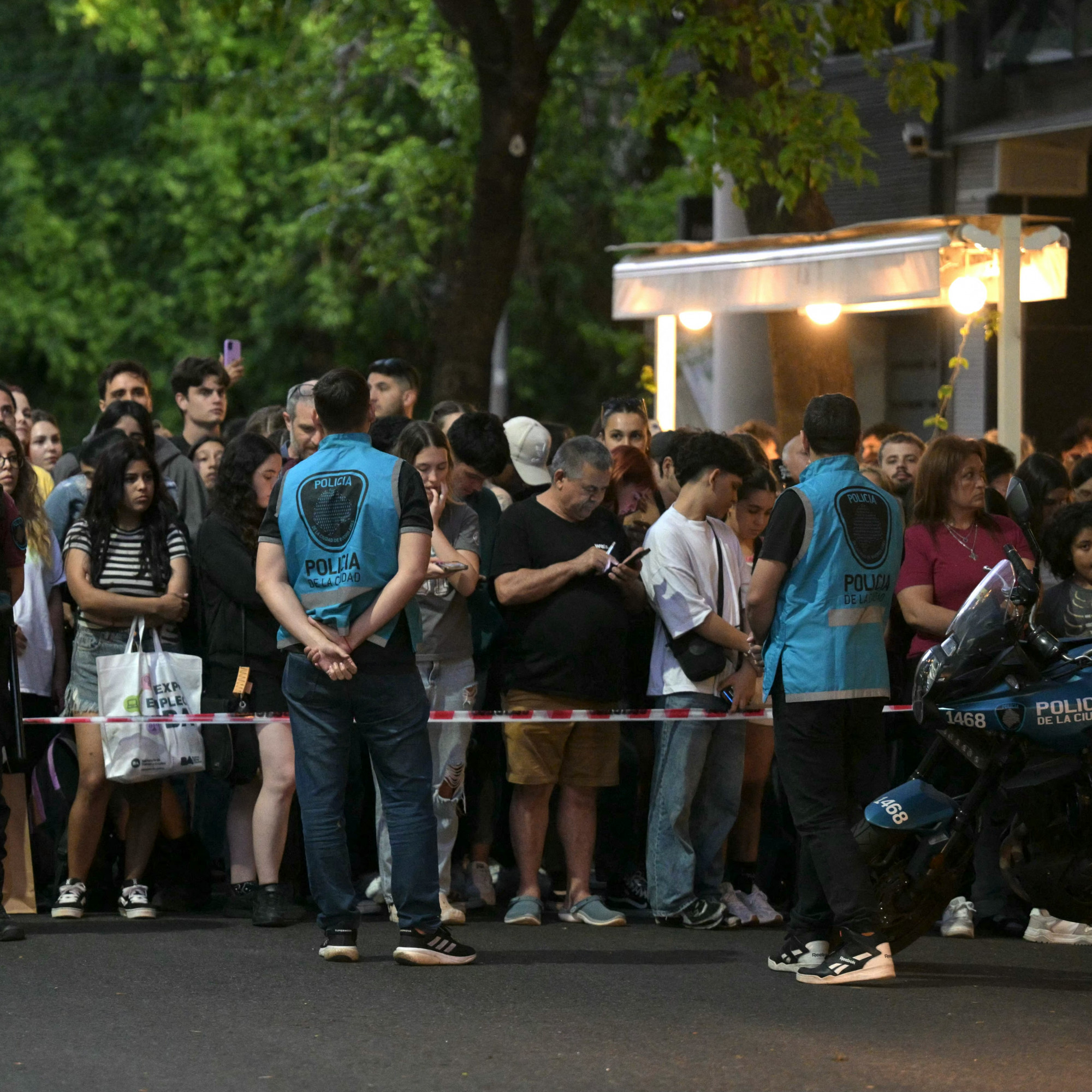 Mort de Liam Payne : des fans rendent hommage à l'ex-membre des One Direction devant son hôtel à ...