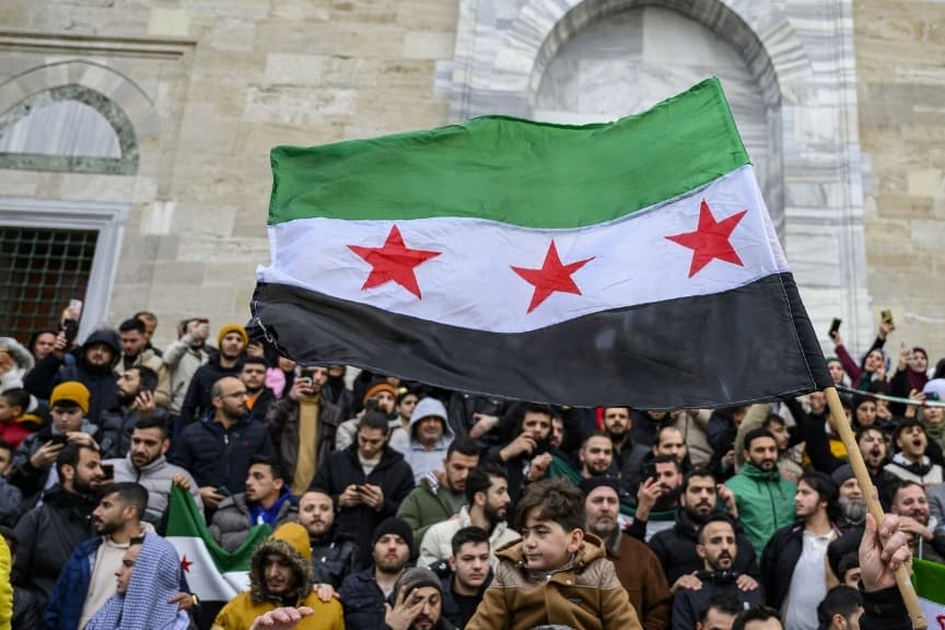Syrie : pourquoi voit-on deux drapeaux différents