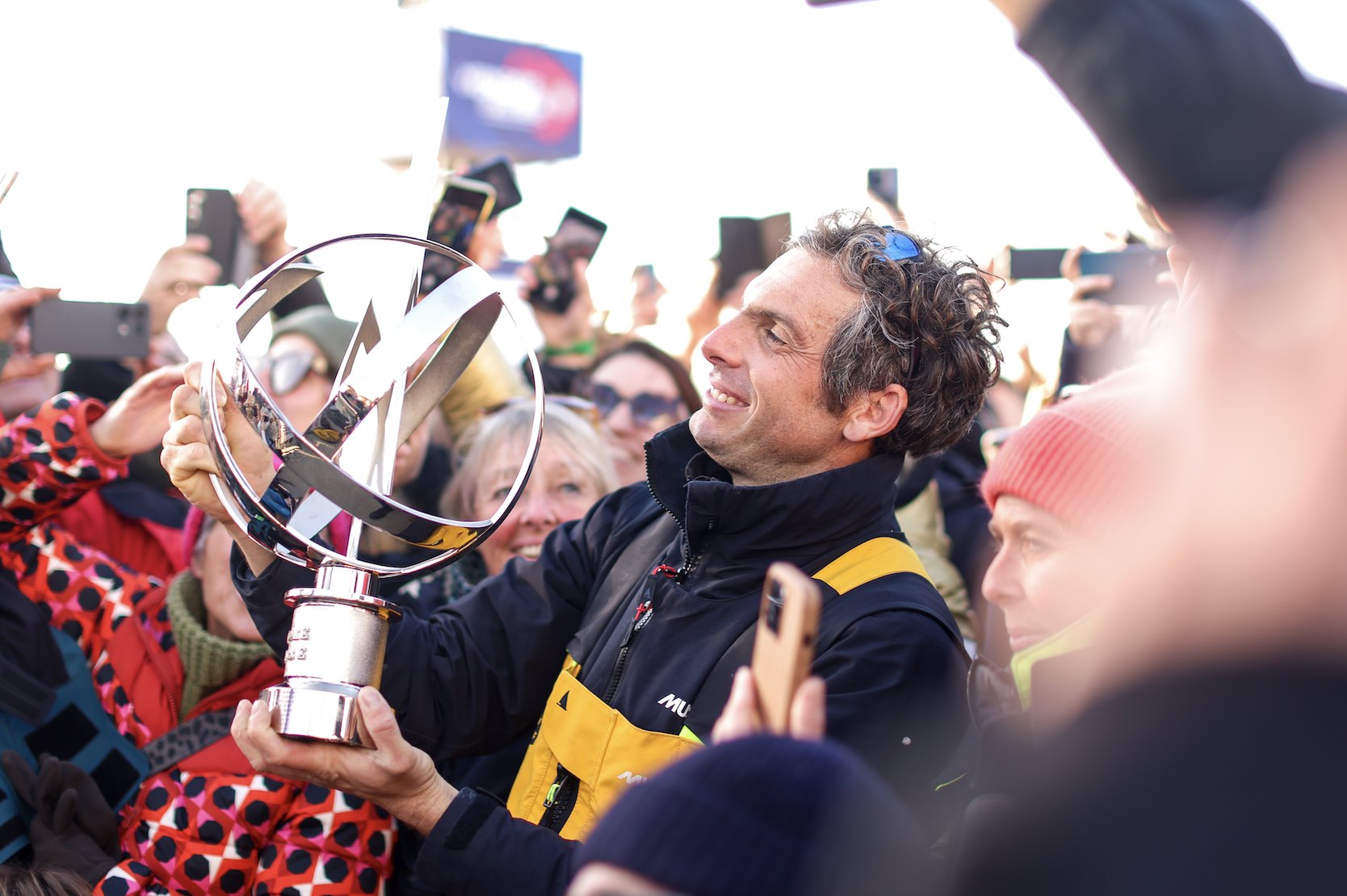 Vendée Globe : arrivée triomphale et bain de foule pour Charlie Dalin