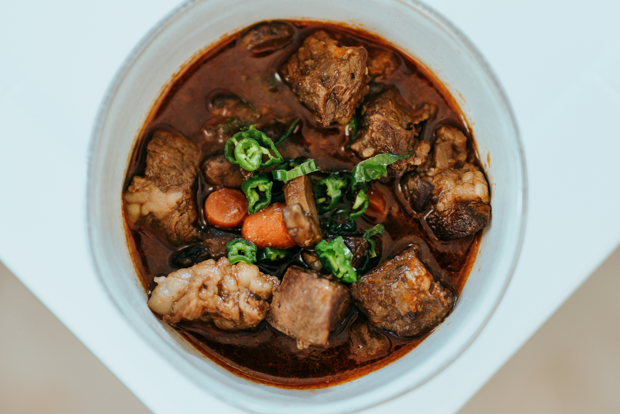 Cyril Lignac présente sa recette de daube à la provençale