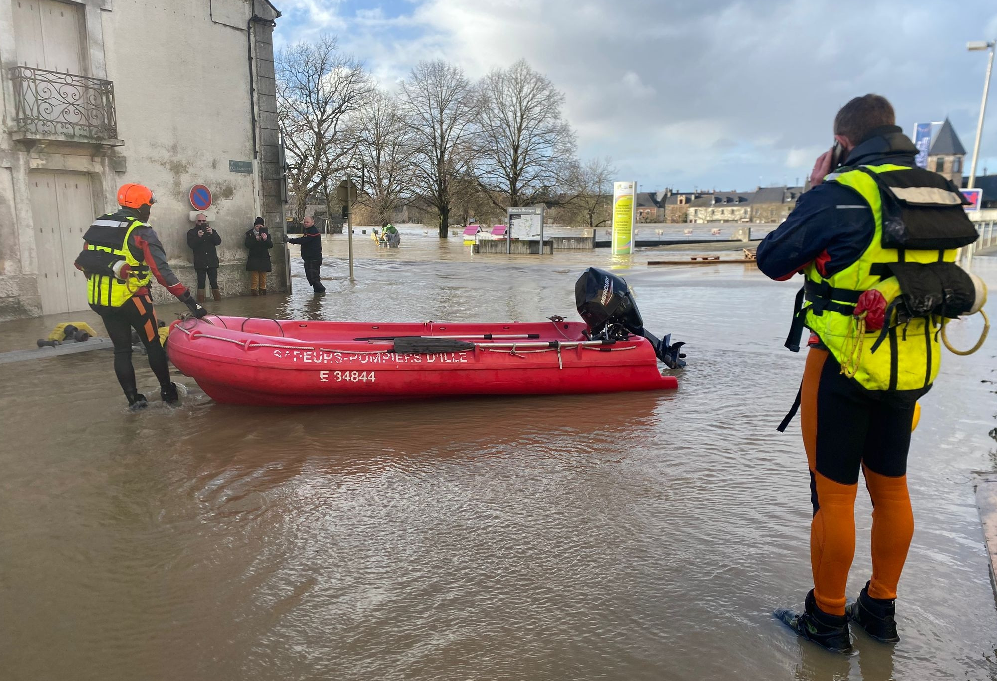 Crues : immersion avec les pompiers de Guipry-Messac, commune coupée en ...