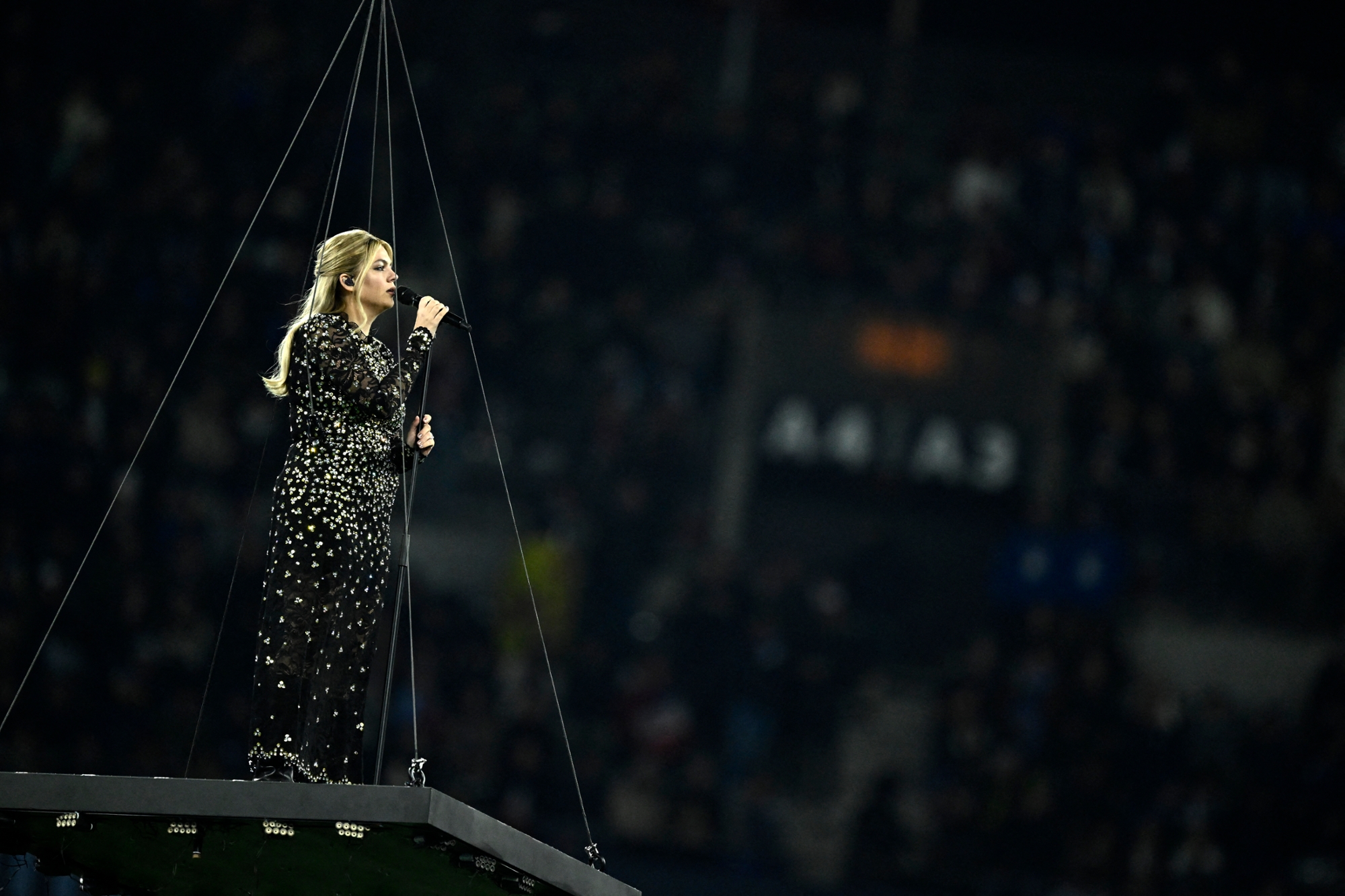 VIDÉO - Eurovision 2025 : Louane dévoile "Maman", la chanson qui représentera la France