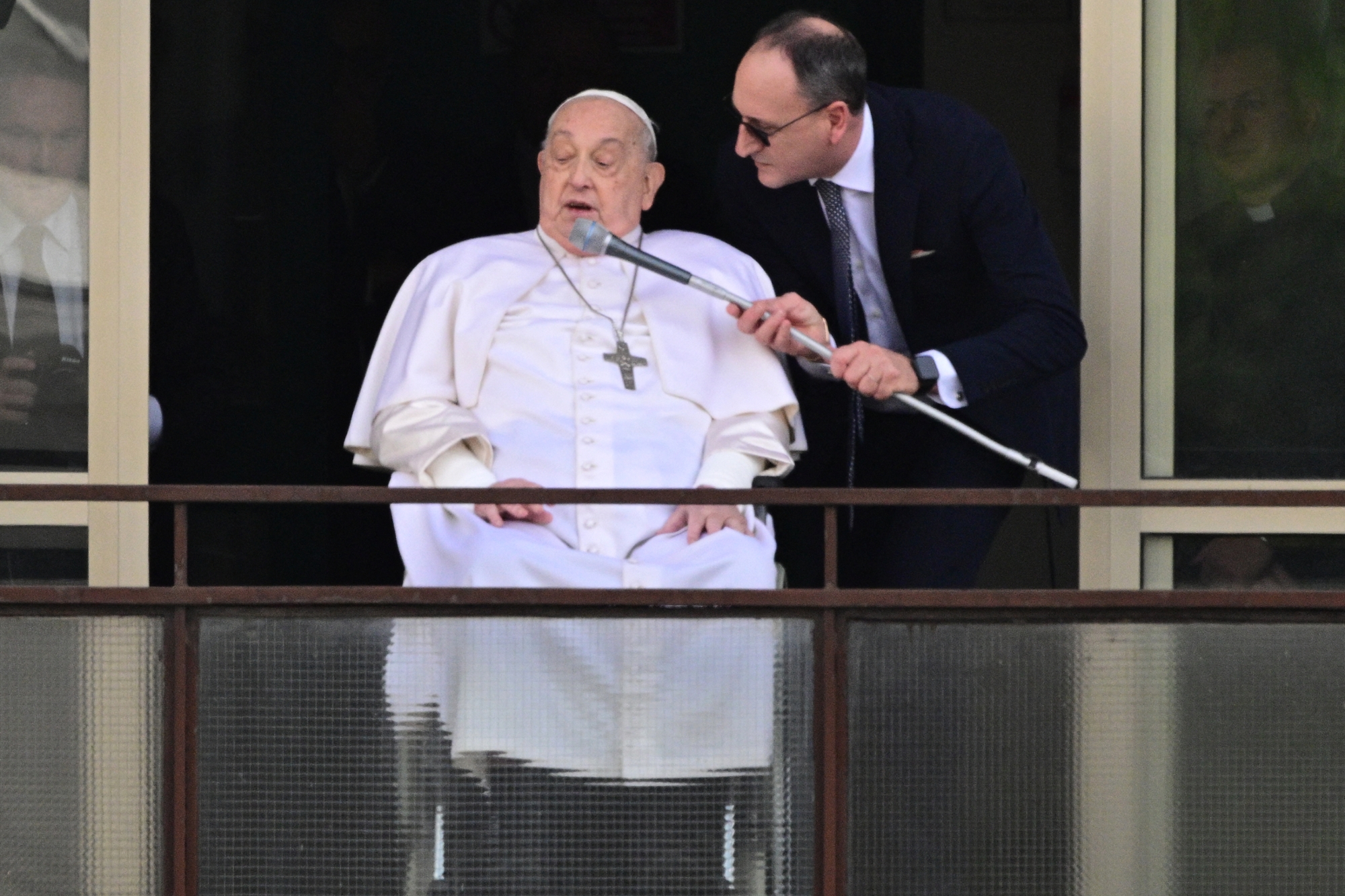 Pape François : le souverain pontife a fait sa première apparition ...