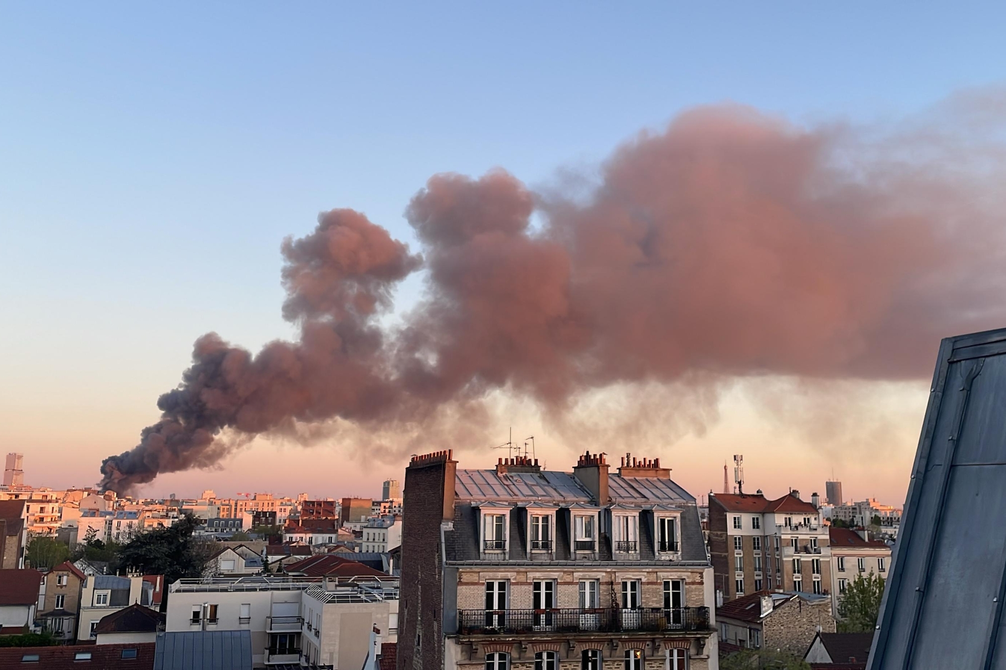 Paris : un important incendie en cours dans le XVIIe arrondissement, les pompiers appellent à la ...