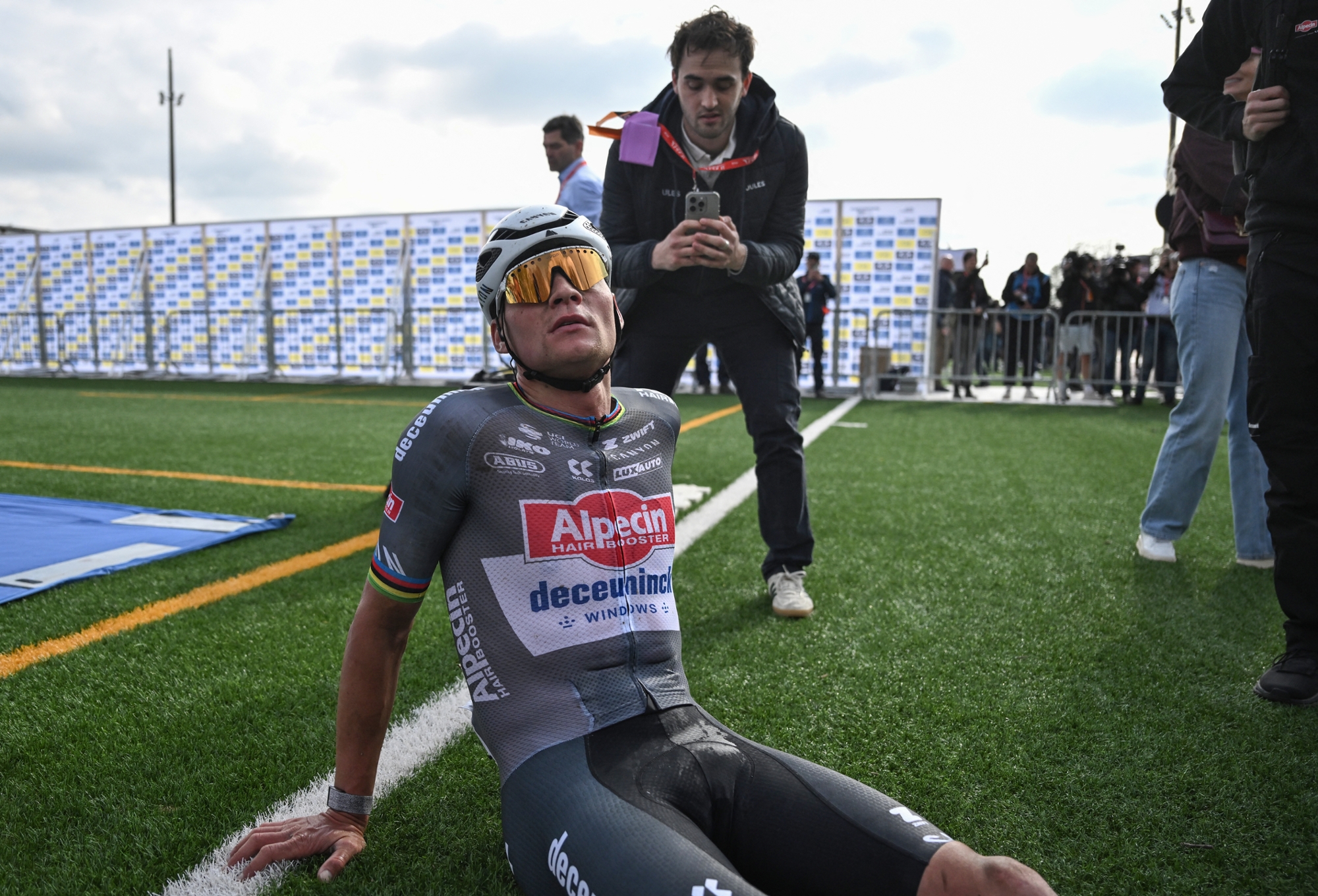 VIDÉO - Paris-Roubaix 2025 : un spectateur jette un bidon sur Mathieu ...