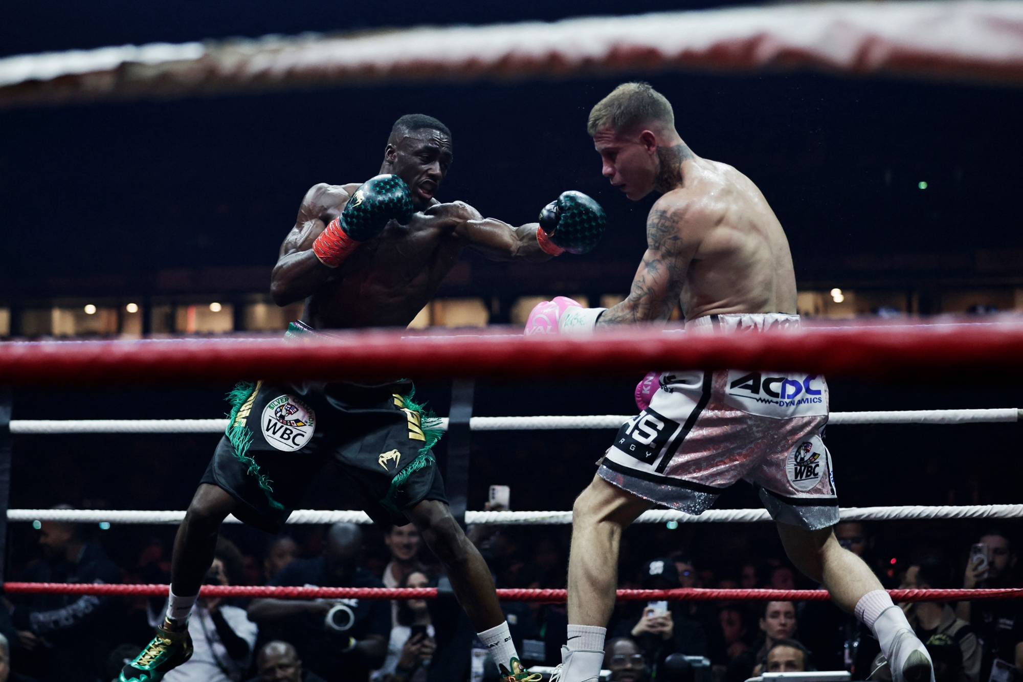 Boxe : le Français Bakary Samaké domine Roarke Knapp et conserve sa ...