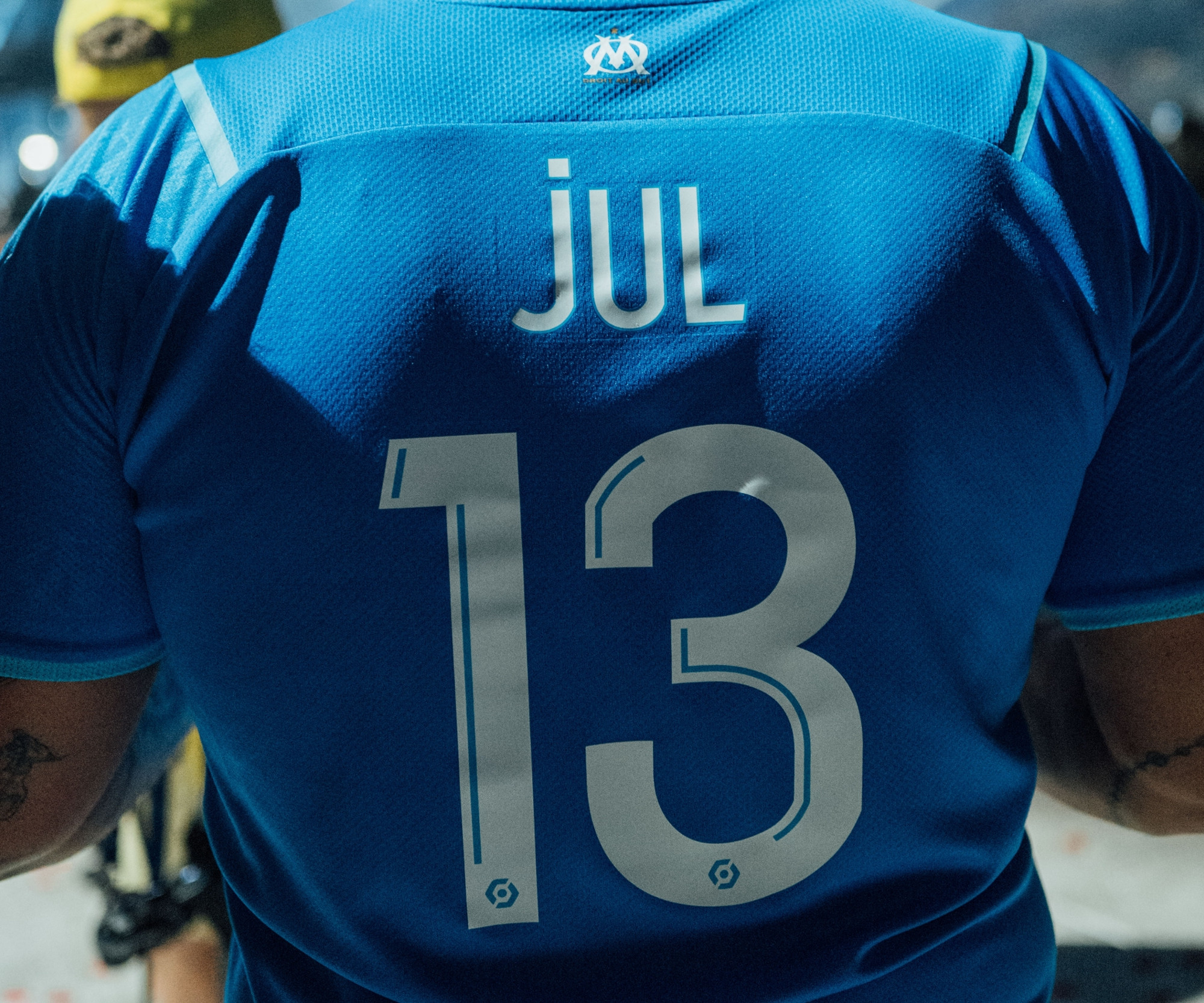 Le rappeur Jul a-t-il dévoilé le nouveau maillot de l'OM lors de son ...