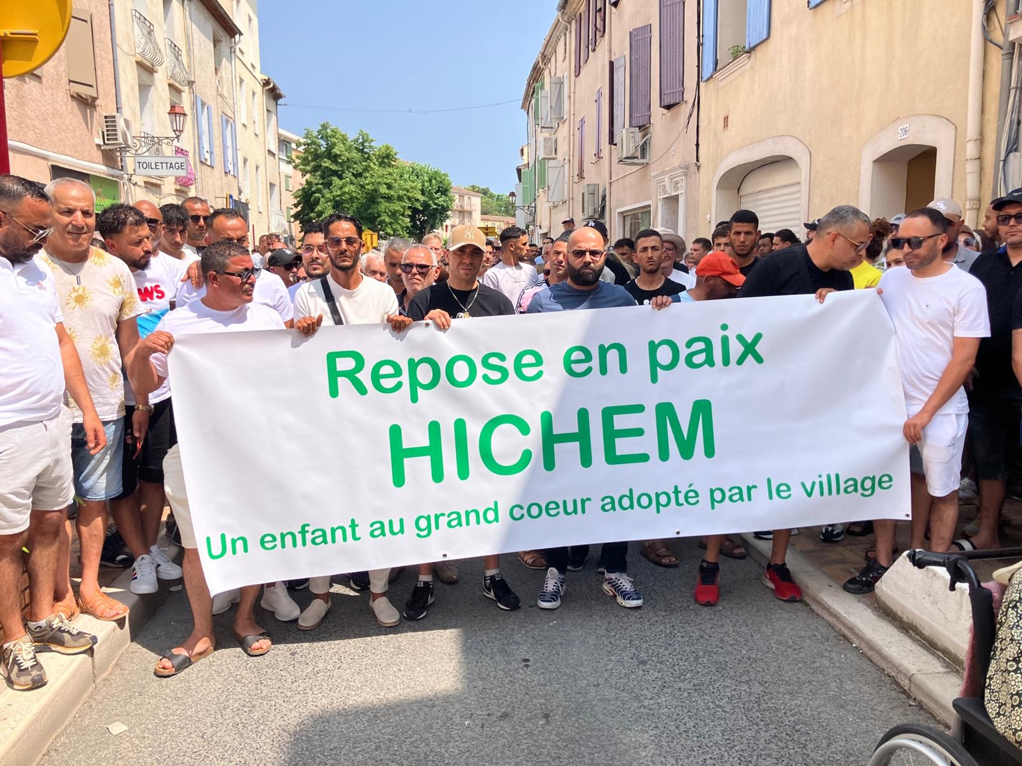 Meurtre raciste à Puget-sur-Argens : deux marches blanches pleines de respect en hommage à ...
