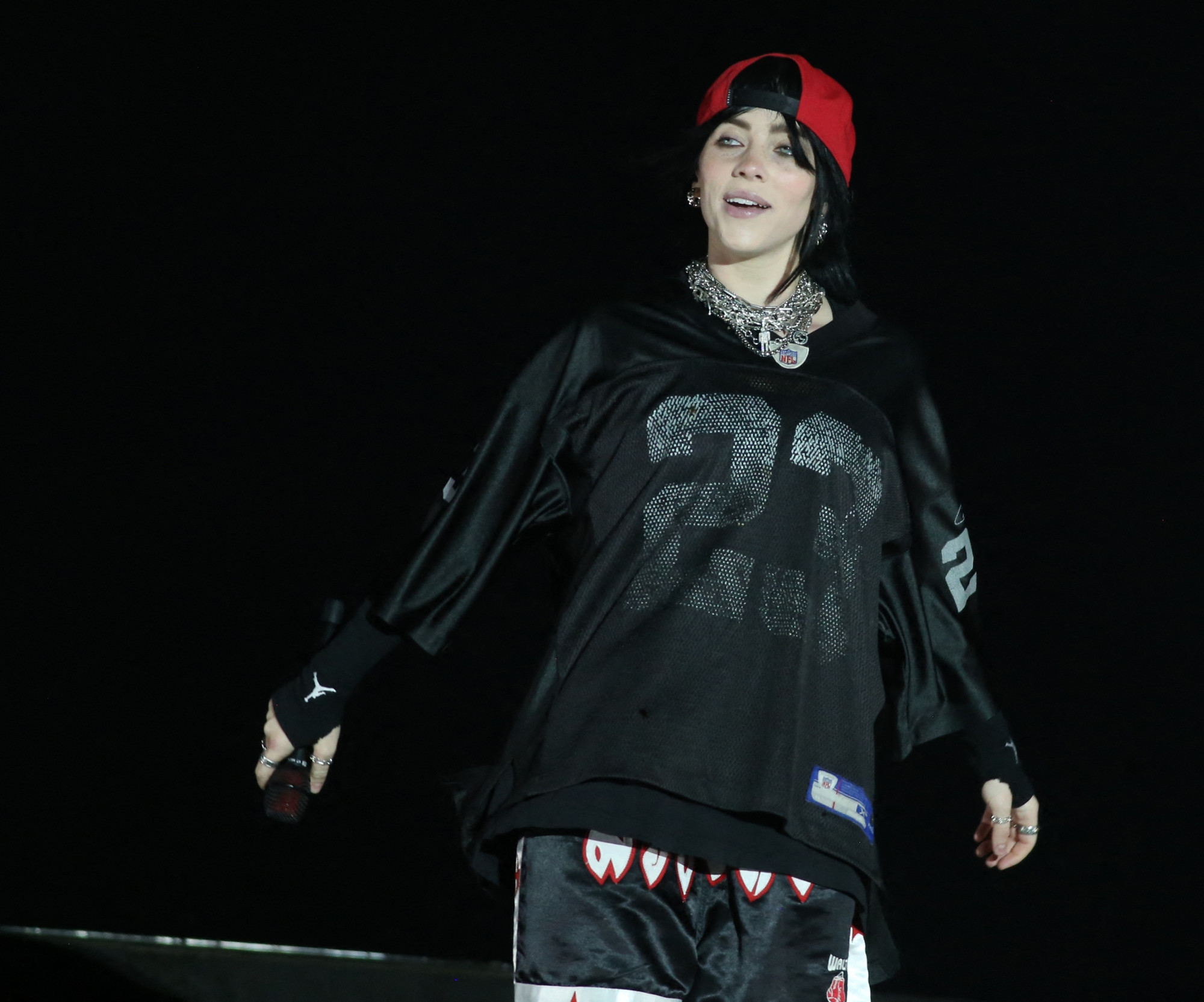 Imprensa francesa aclama passagem de Billie Eilish por Paris - Notícias Musicais - BCharts Fórum