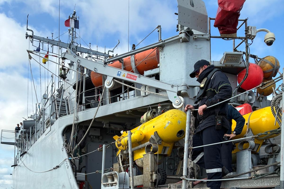 Sabotage de câbles, navires fantômes, guerre sous-marine : RTL à bord ...