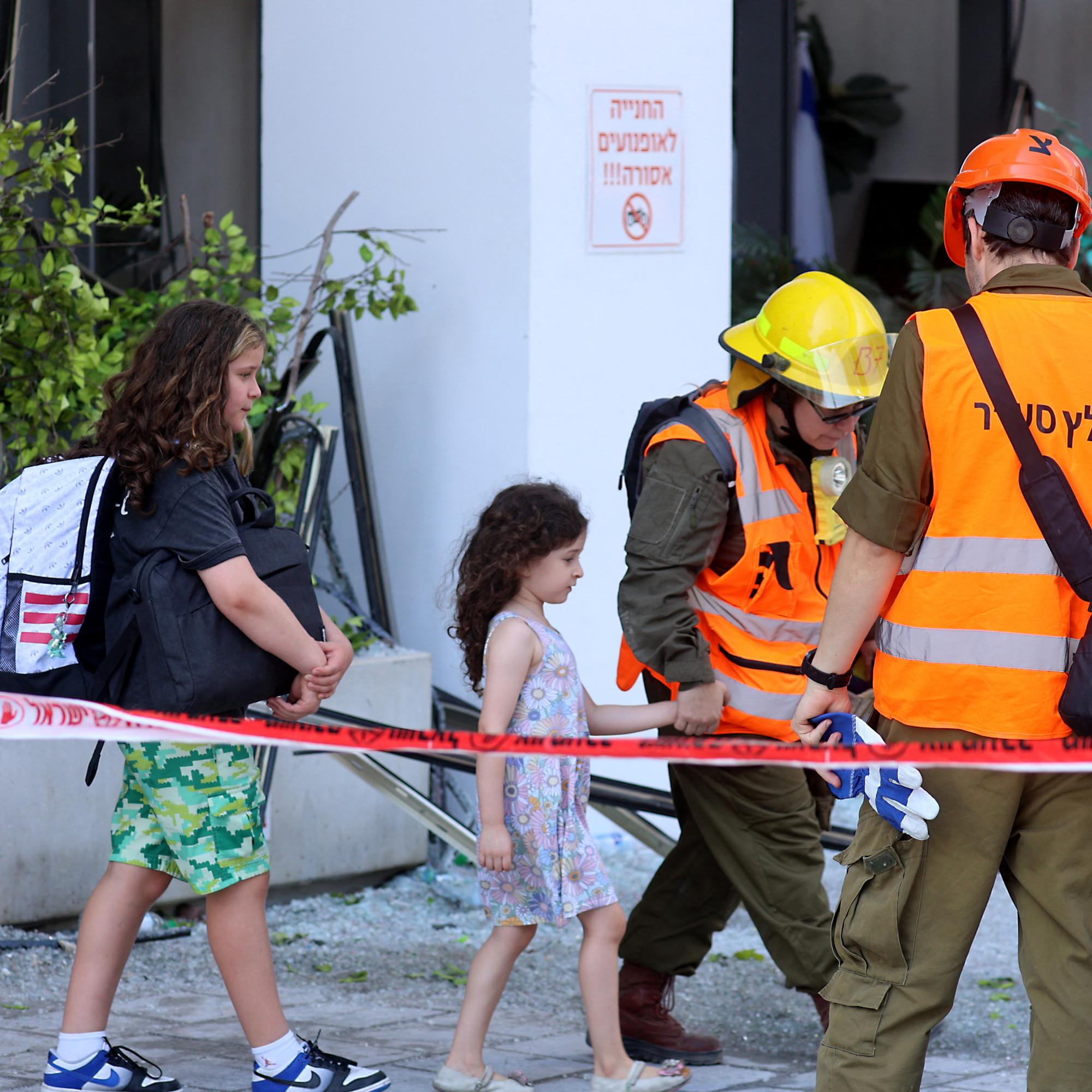 "C'est très dur de voir ça" : en Israël, tous les secouristes du pays ...