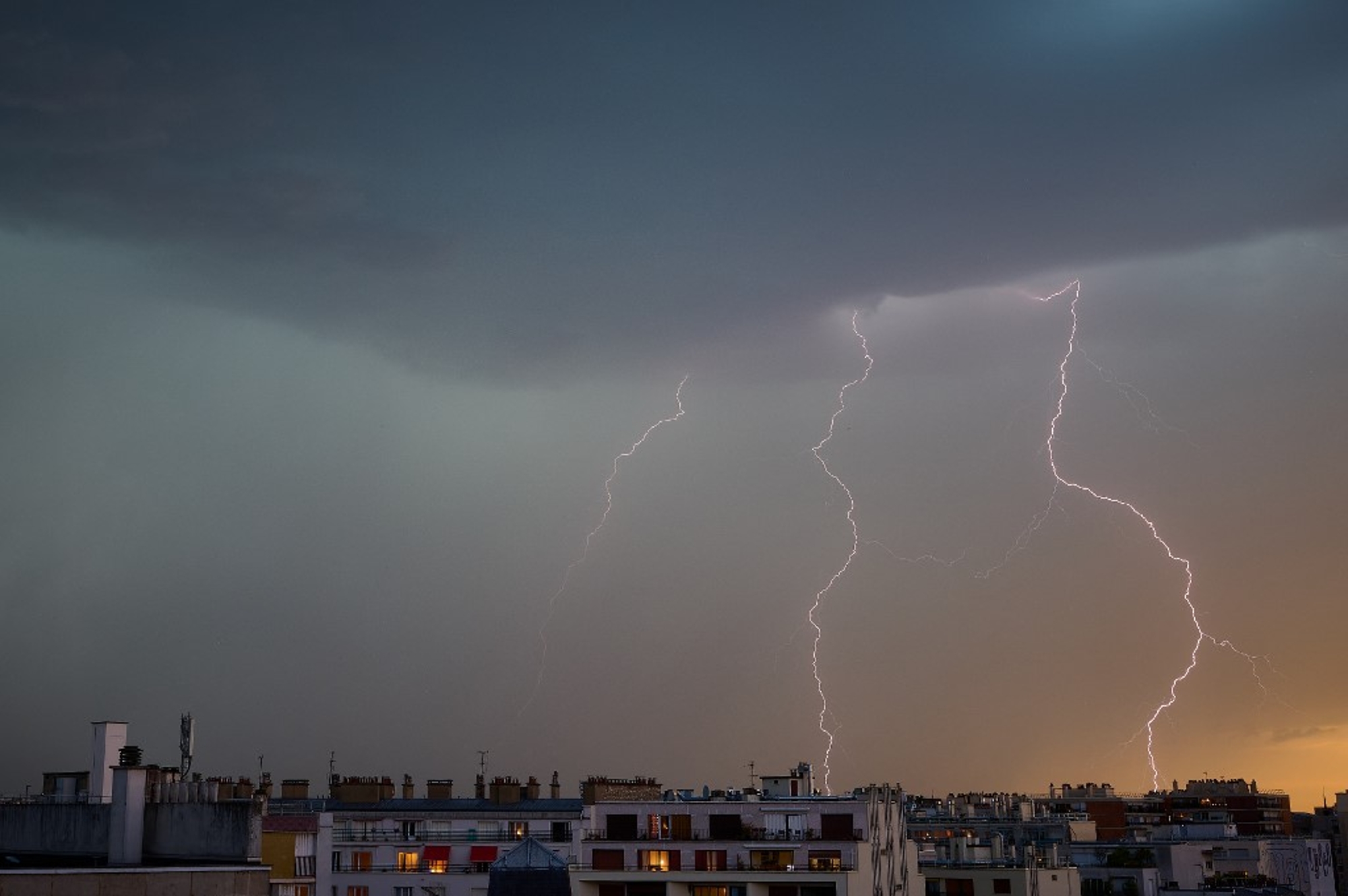 VIDÉO - Violents orages : pluies torrentielles, rues inondés... Les ...