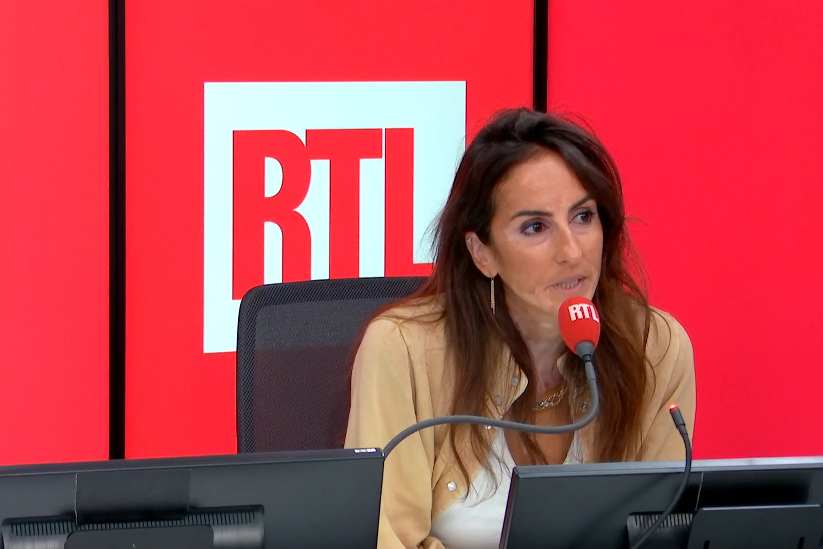 Emmanuel Macron "alimente et ne fait rien" contre les actes antisémites ...