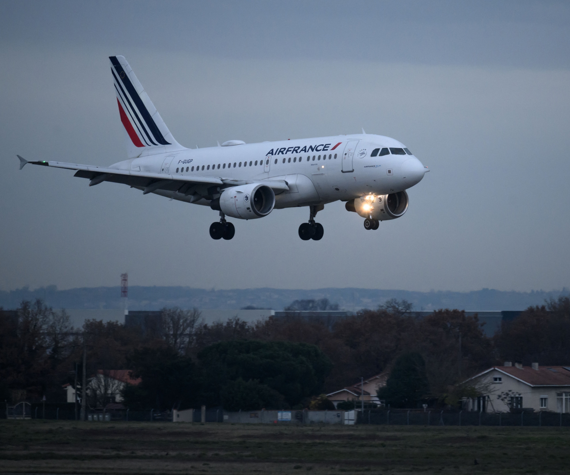 "On va tous mourir ensemble" : sur RTL, une passagère raconte les "pleurs" et les cris" à bord ...