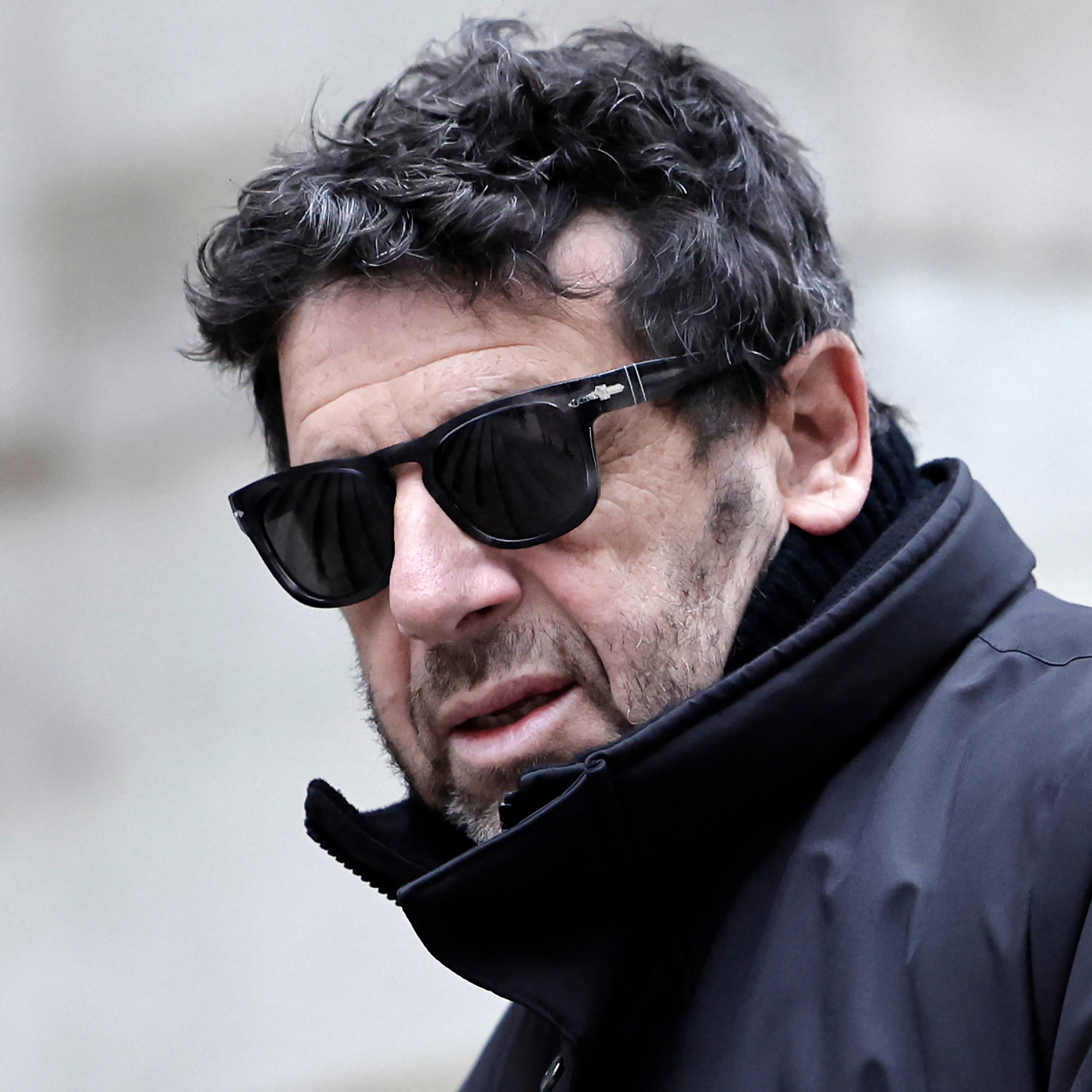 Patrick Bruel échappe à la prison : en quoi consiste le contrôle ...
