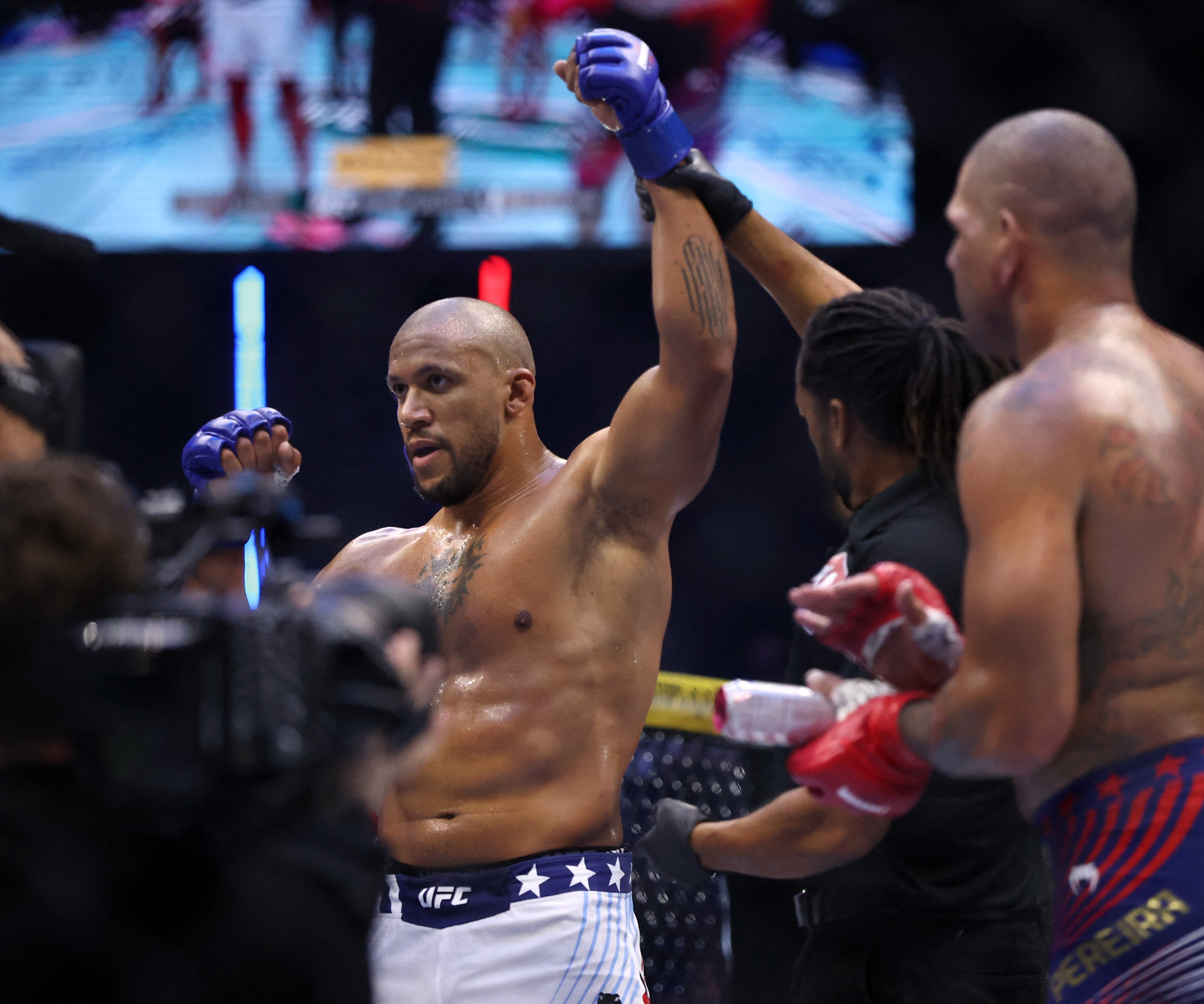 MMA : le Français Ciryl Gane bat Alex Pereira à la Maison Blanche et ...