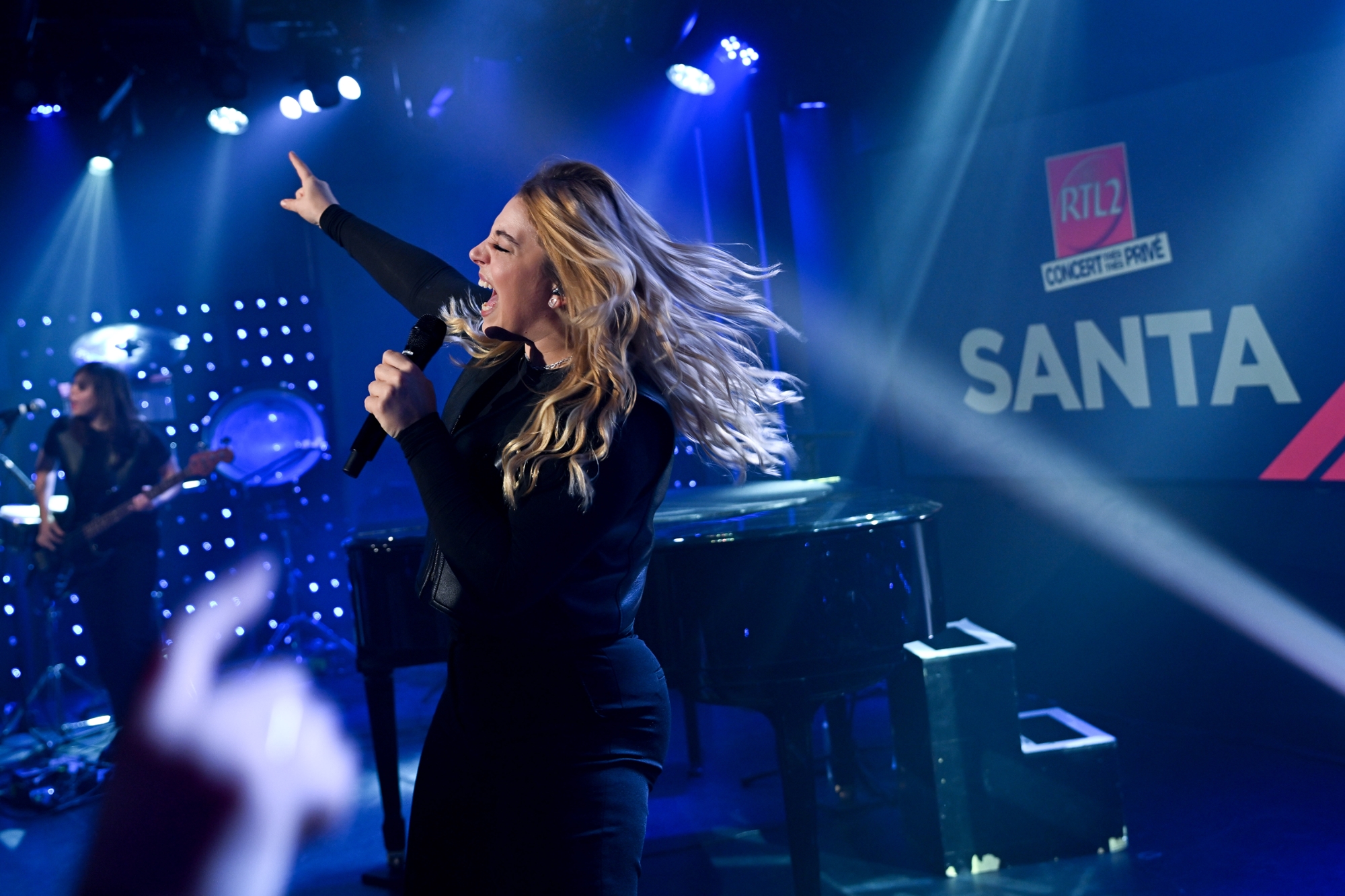Santa met le feu au Grand Studio RTL2 avec "Recommence-moi" lors de son ...