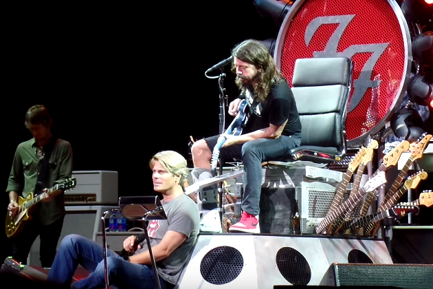 VIDÉO - Foo Fighters : Dave Grohl invite un ancien camarade à monter ...