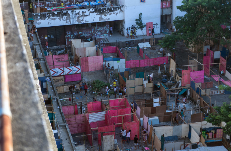 Brésil : à deux mois du Mondial, une nouvelle favela se construit à Rio ...