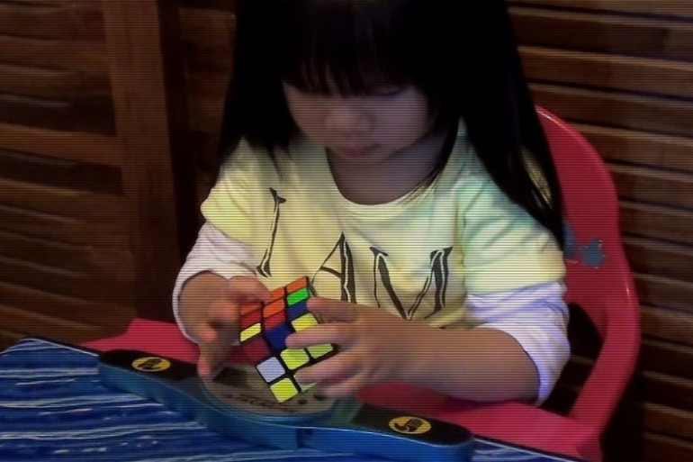 VIDÉO - À deux ans, elle résout un Rubik's Cube en moins de 70 secondes