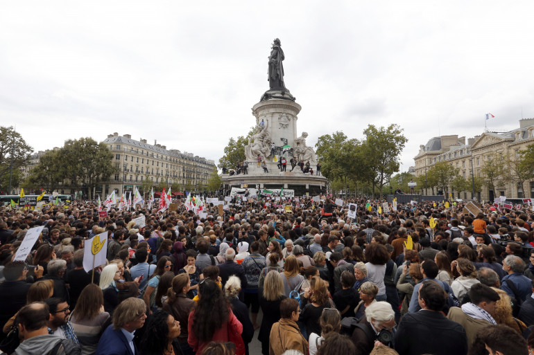 Le rassemblement place de la République à Paris en soutien aux migrants