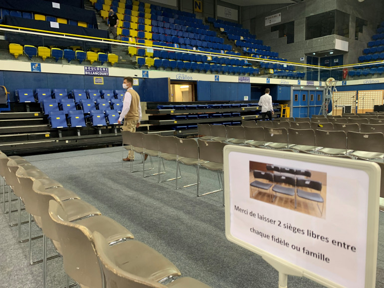 Coronavirus et Noël : à Levallois, le Palais des Sports transformé en ...
