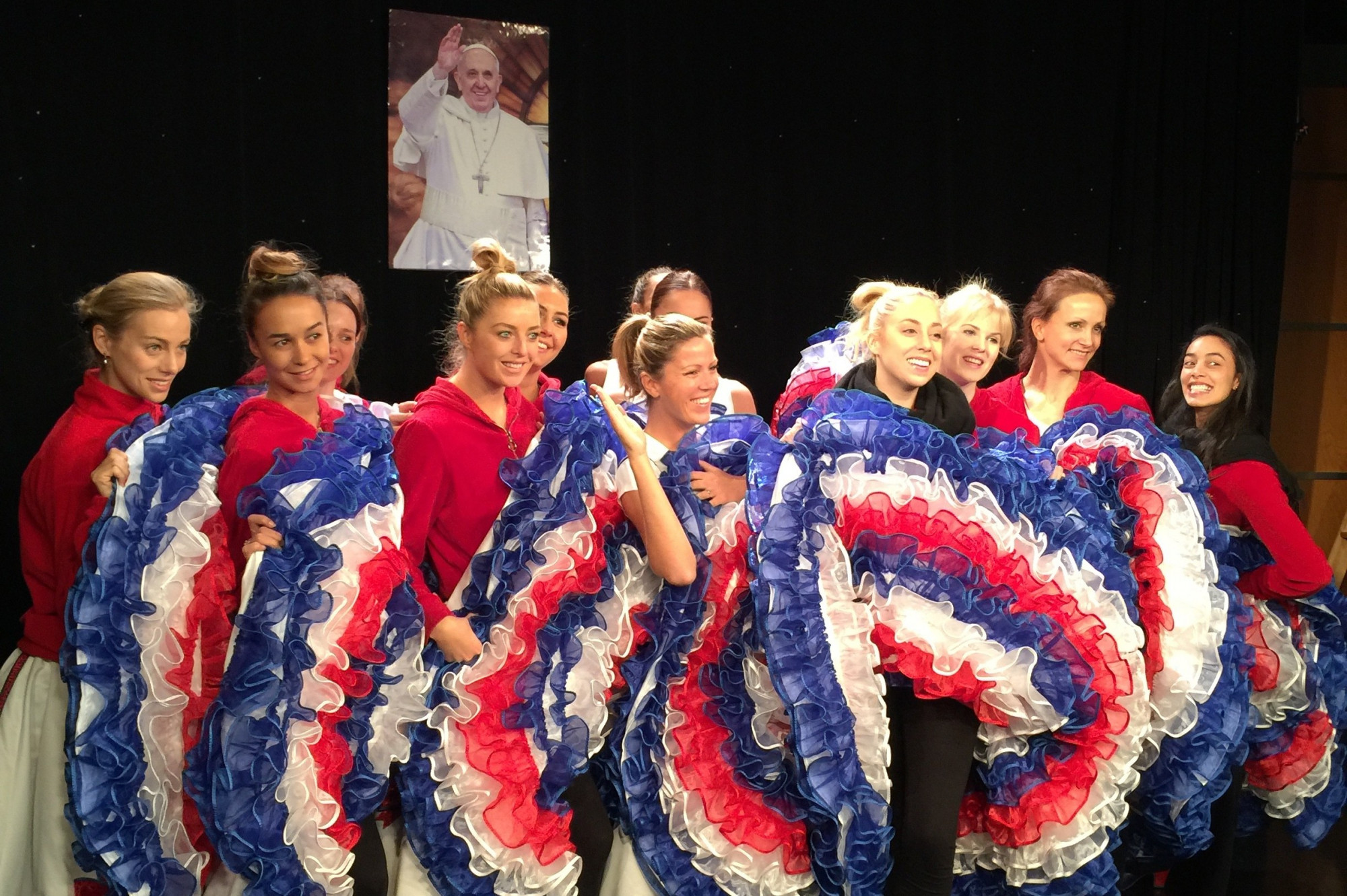 Les danseuses du Moulin Rouge émerveillent New York