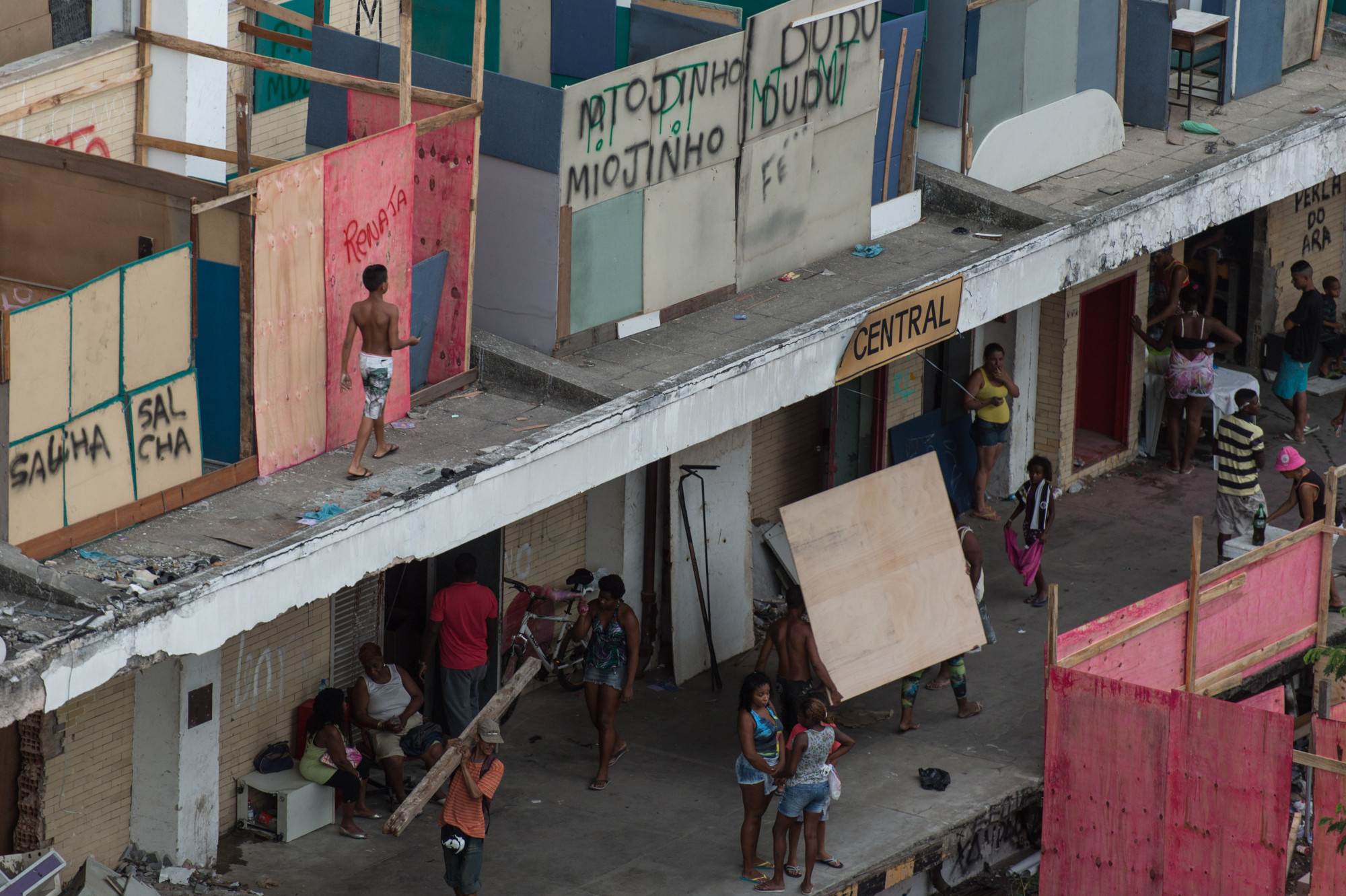 Brésil : à deux mois du Mondial, une nouvelle favela se construit à Rio ...