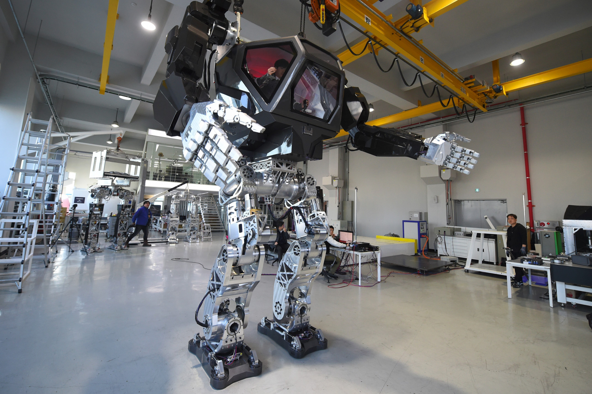 VIDÉO - Ce robot géant fait ses premiers pas, en attendant d'aider l ...