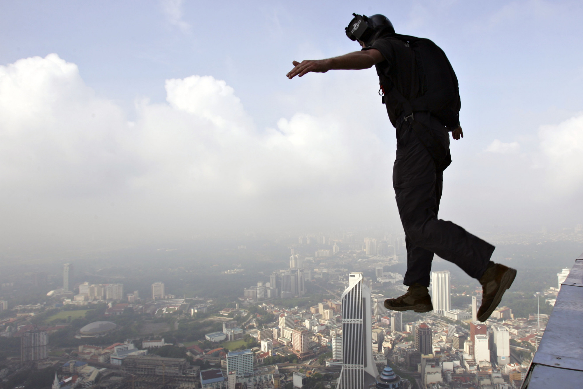 Le base-jump, sport à haut-risque