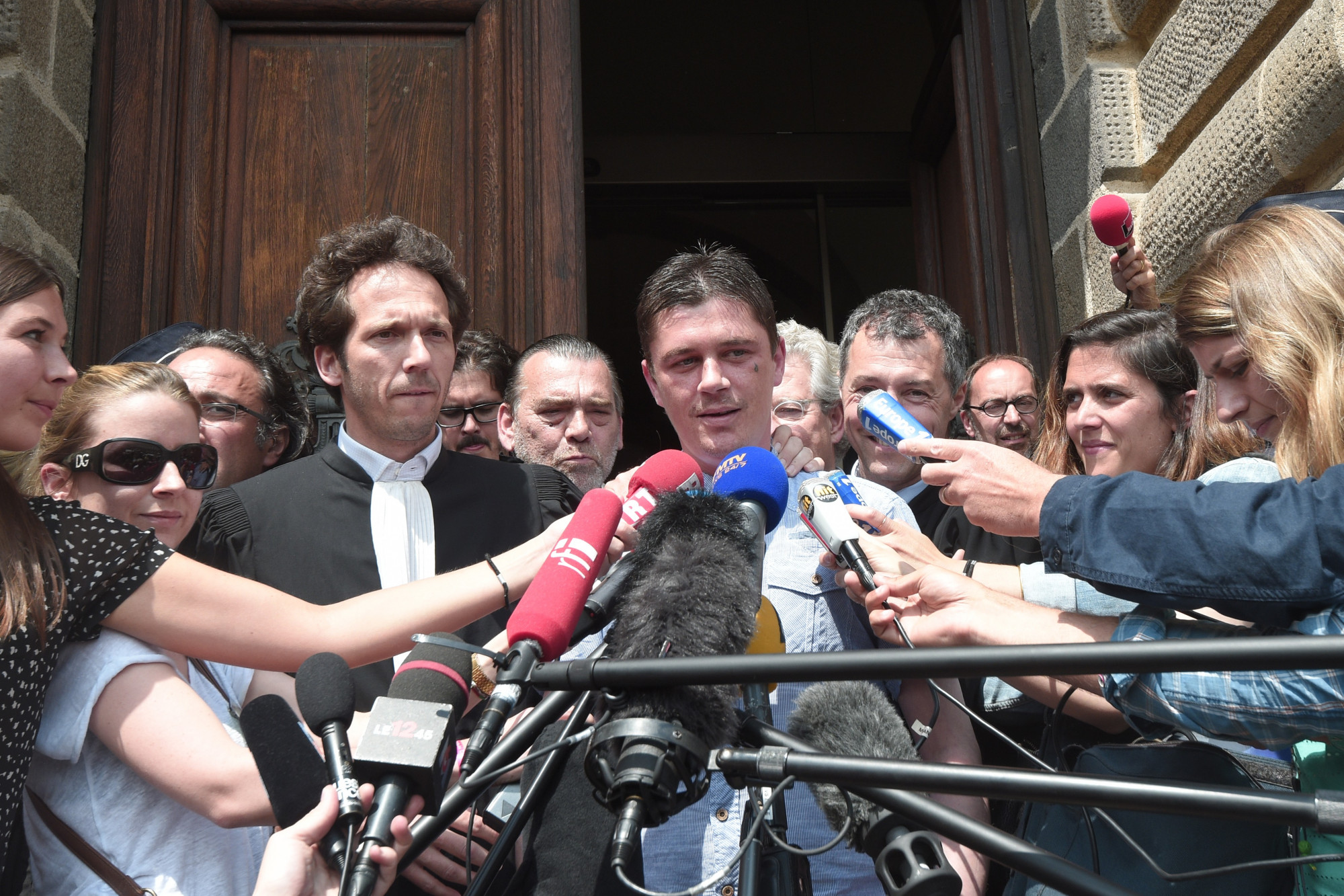 Procès d'Outreau : des applaudissements mélangés à des insultes à la ...