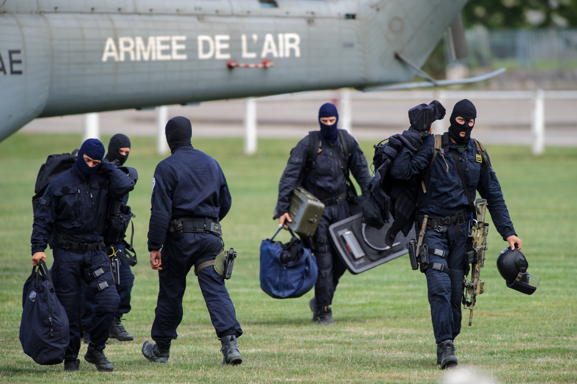Attentats de Paris : une "guerre intestine" entre policiers du RAID et ...
