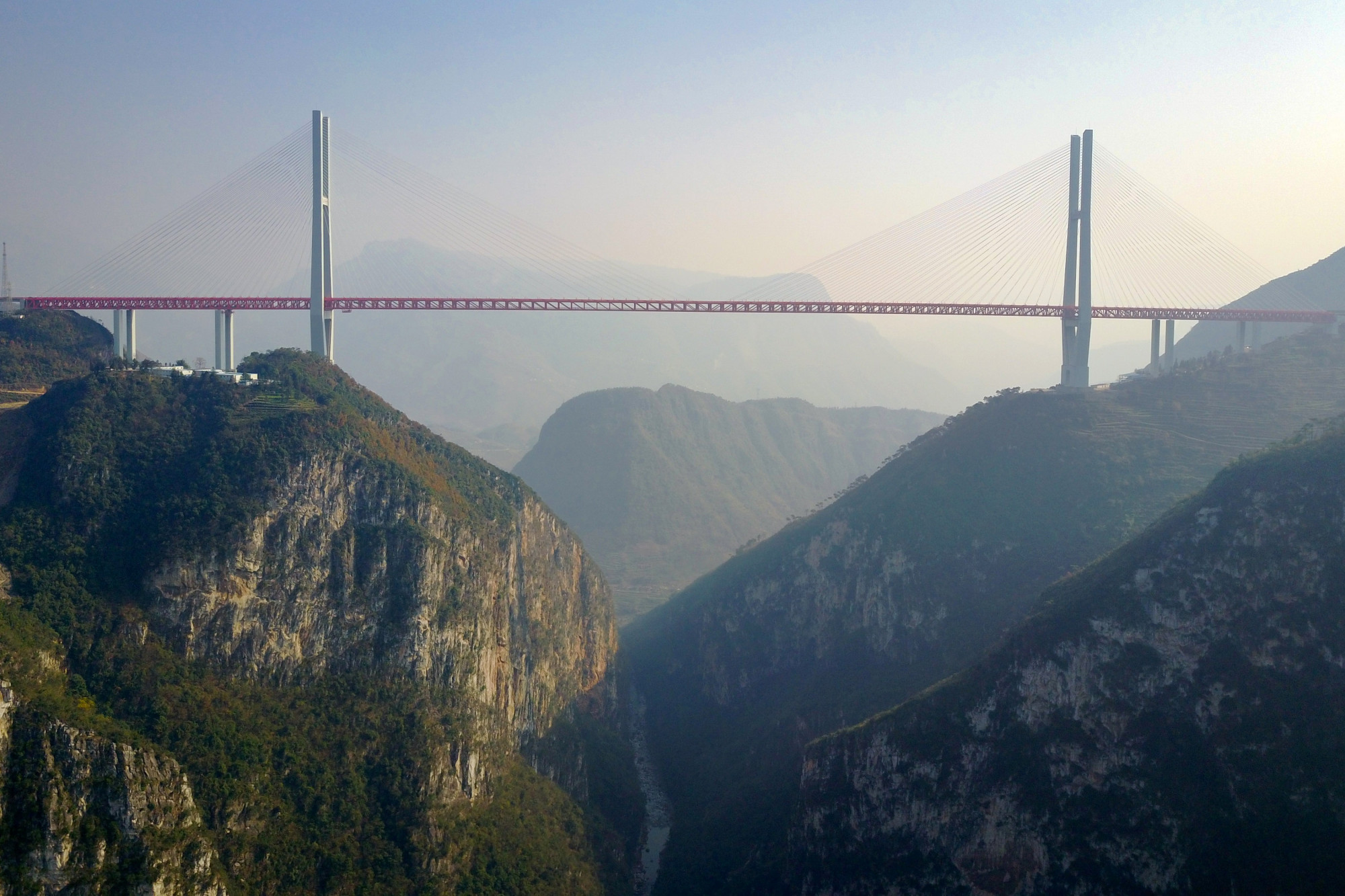 VIDÉO - Chine : le pont le plus haut du monde est ouvert à la circulation