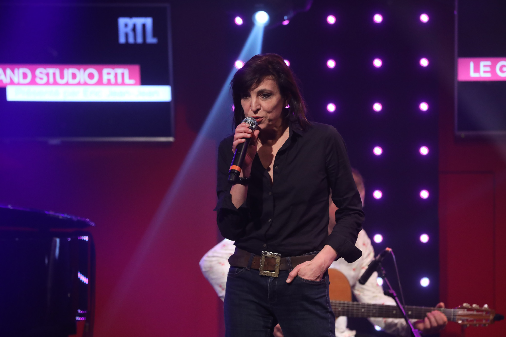 VIDÉOS - Jil Caplan interprète 2 titres dans "Le Grand Studio RTL"