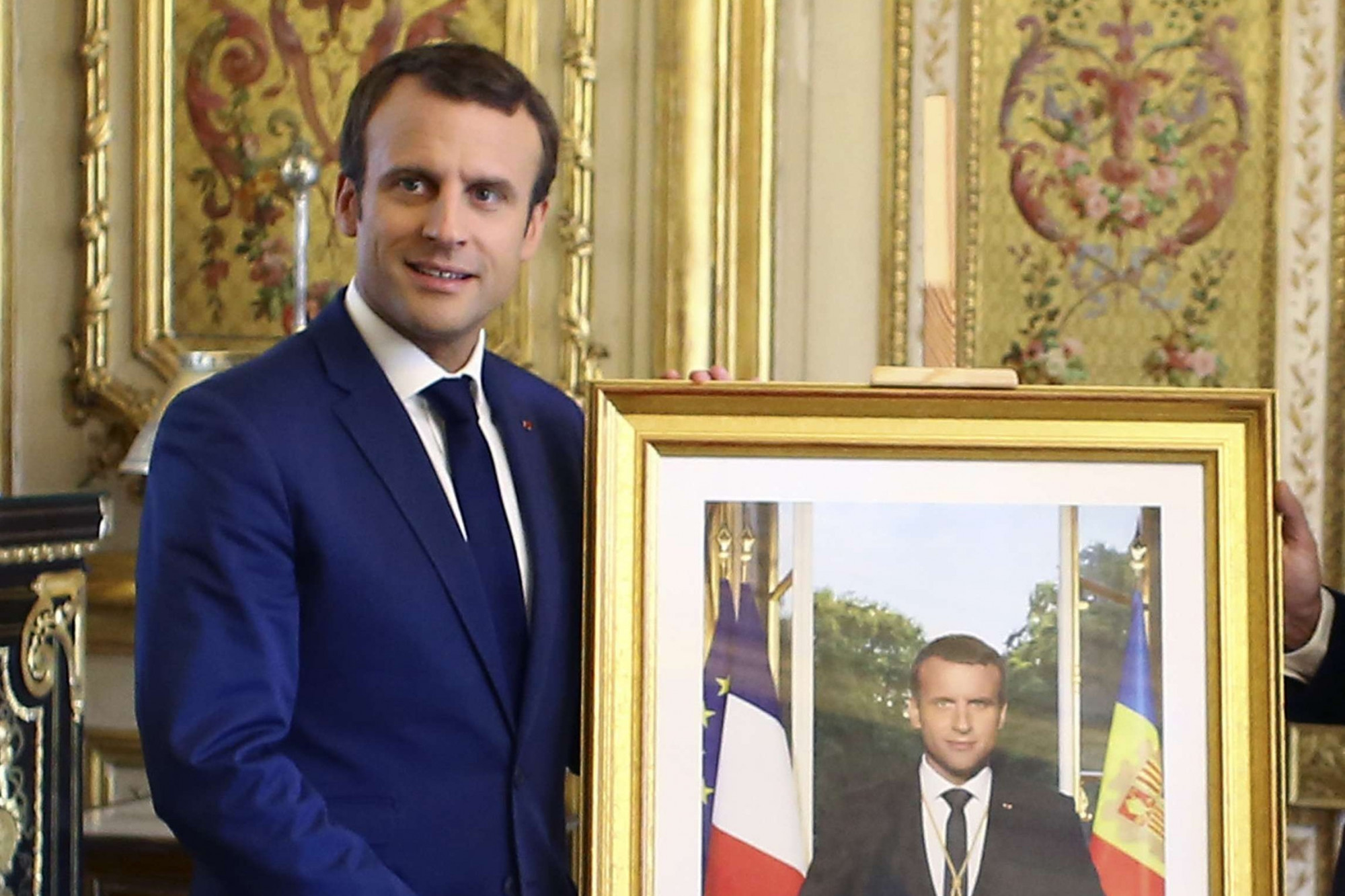 Un maire recadre le portrait de Macron pour dénoncer la baisse des ...